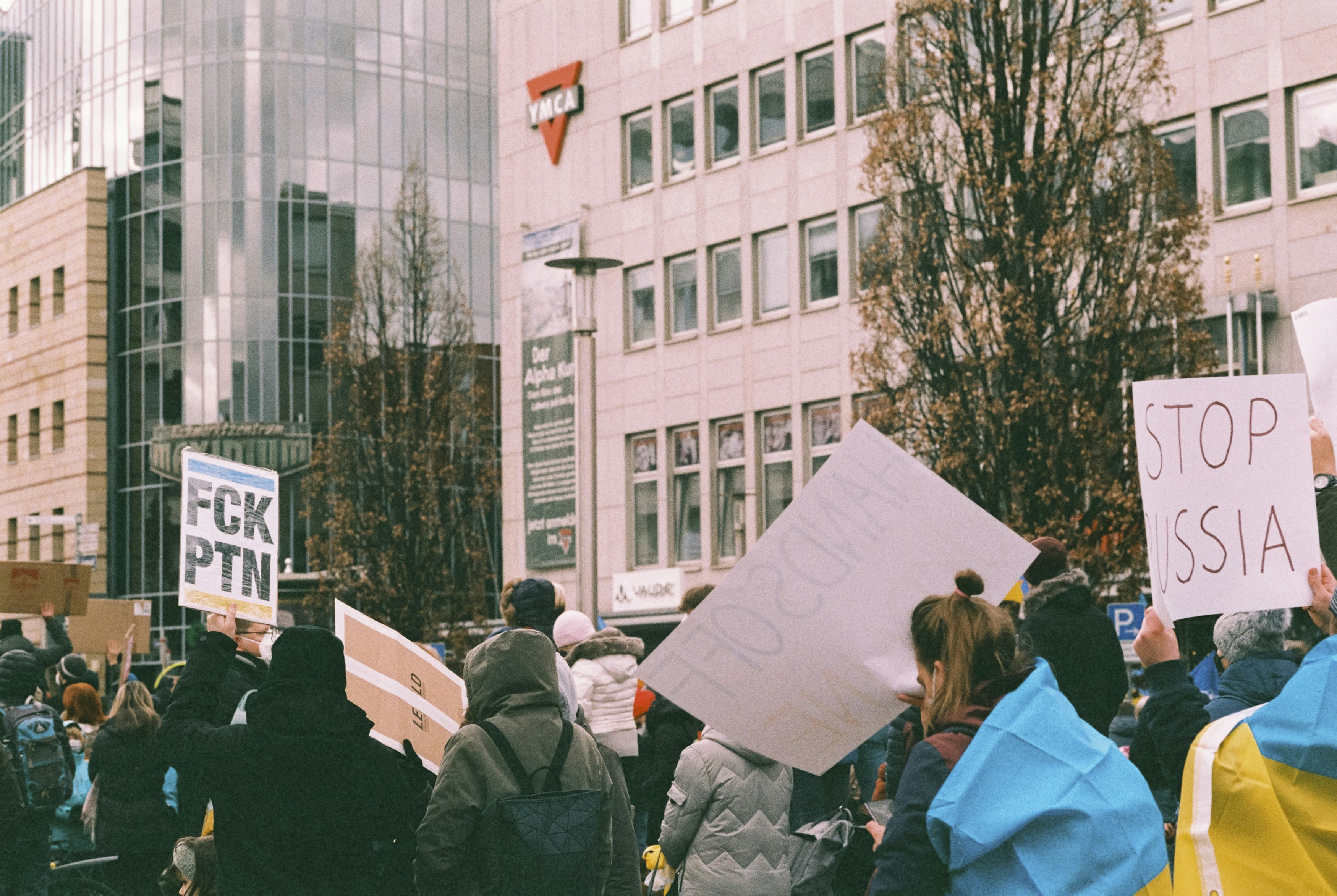 Un groupe de personnes tenant des pancartes dans la rue photo – Image ...