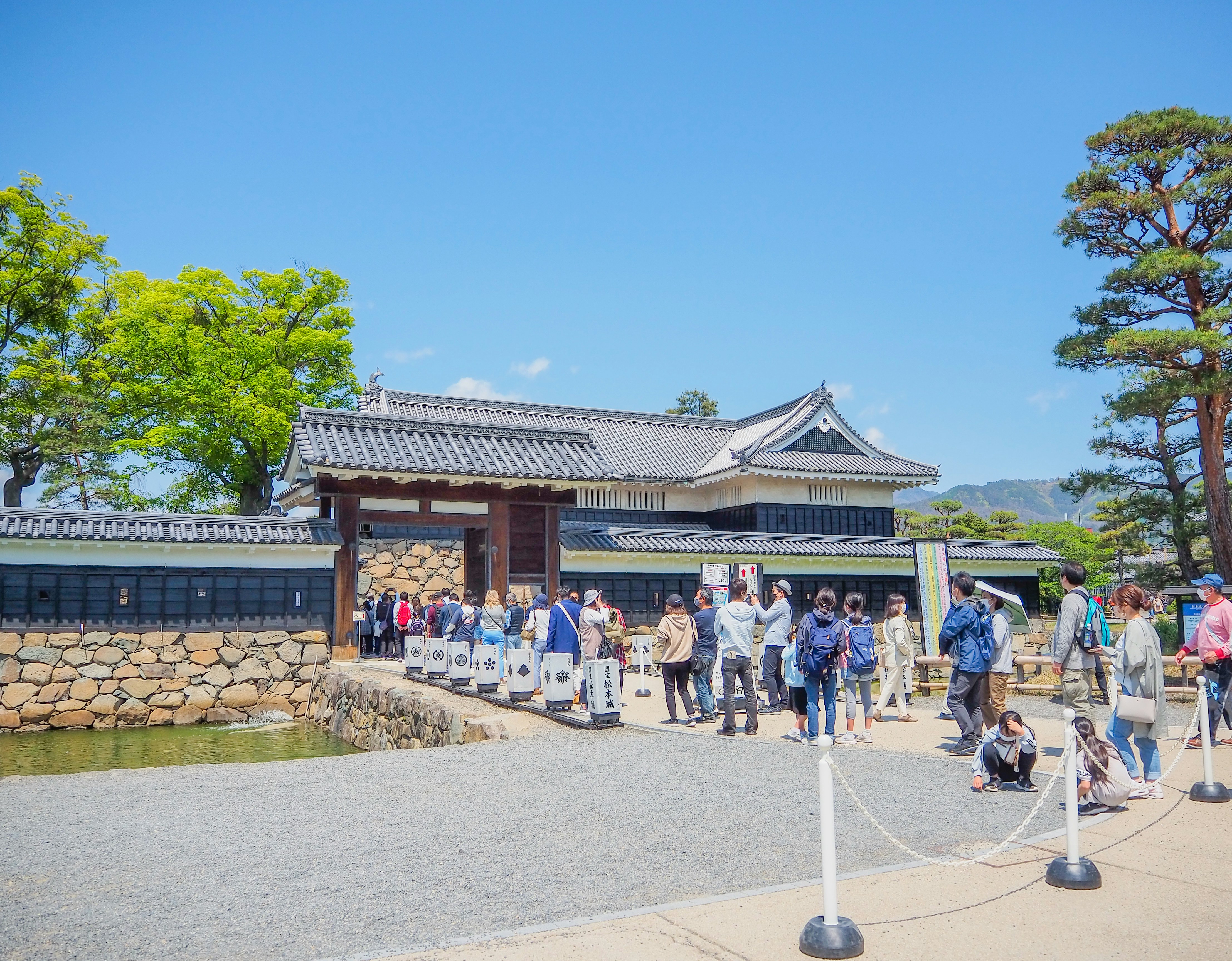Gatefront Gathering: A Modern Crowd at a Traditional Japanese Entrance