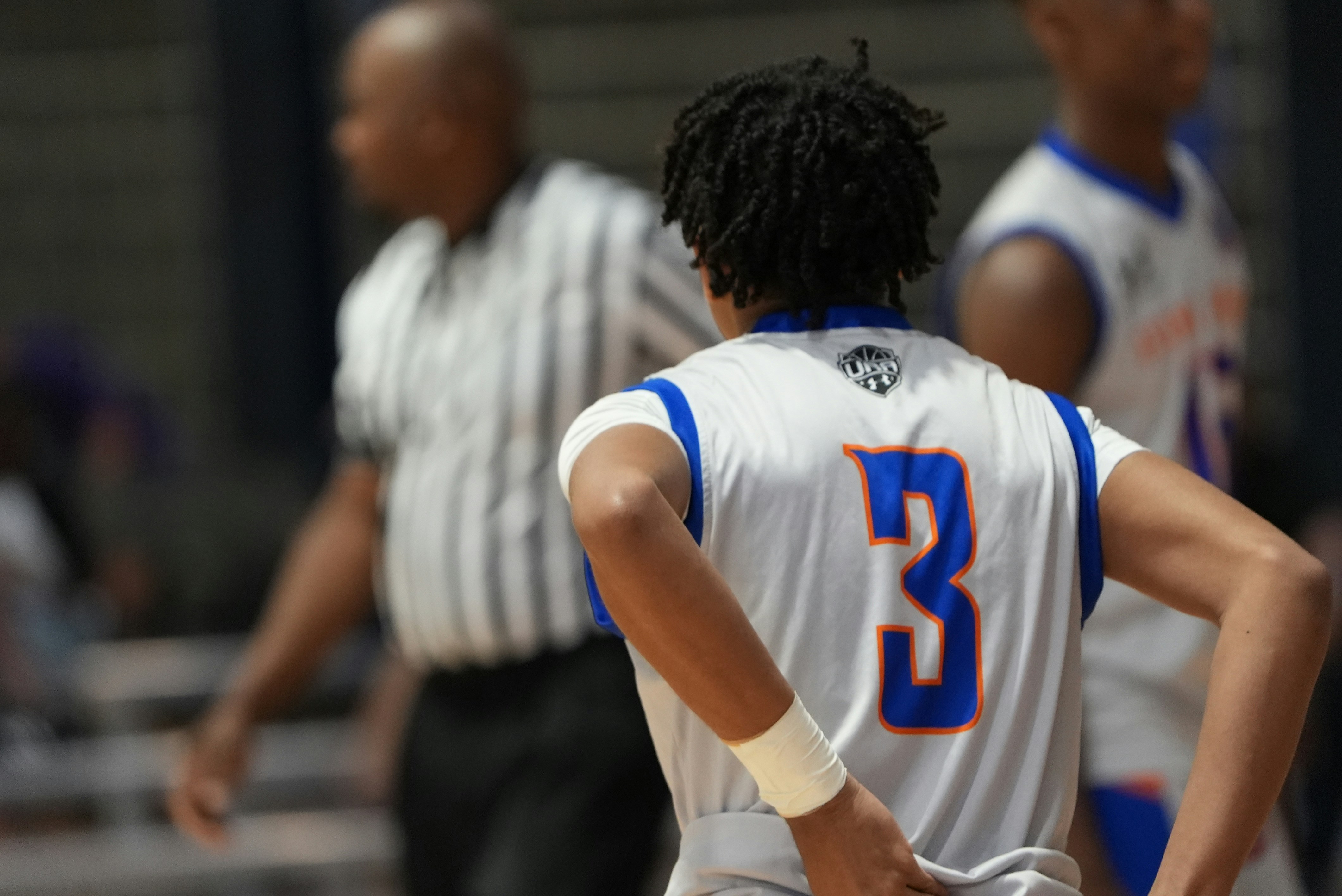 A group of men playing a game of basketball photo – Free Aau Image on ...