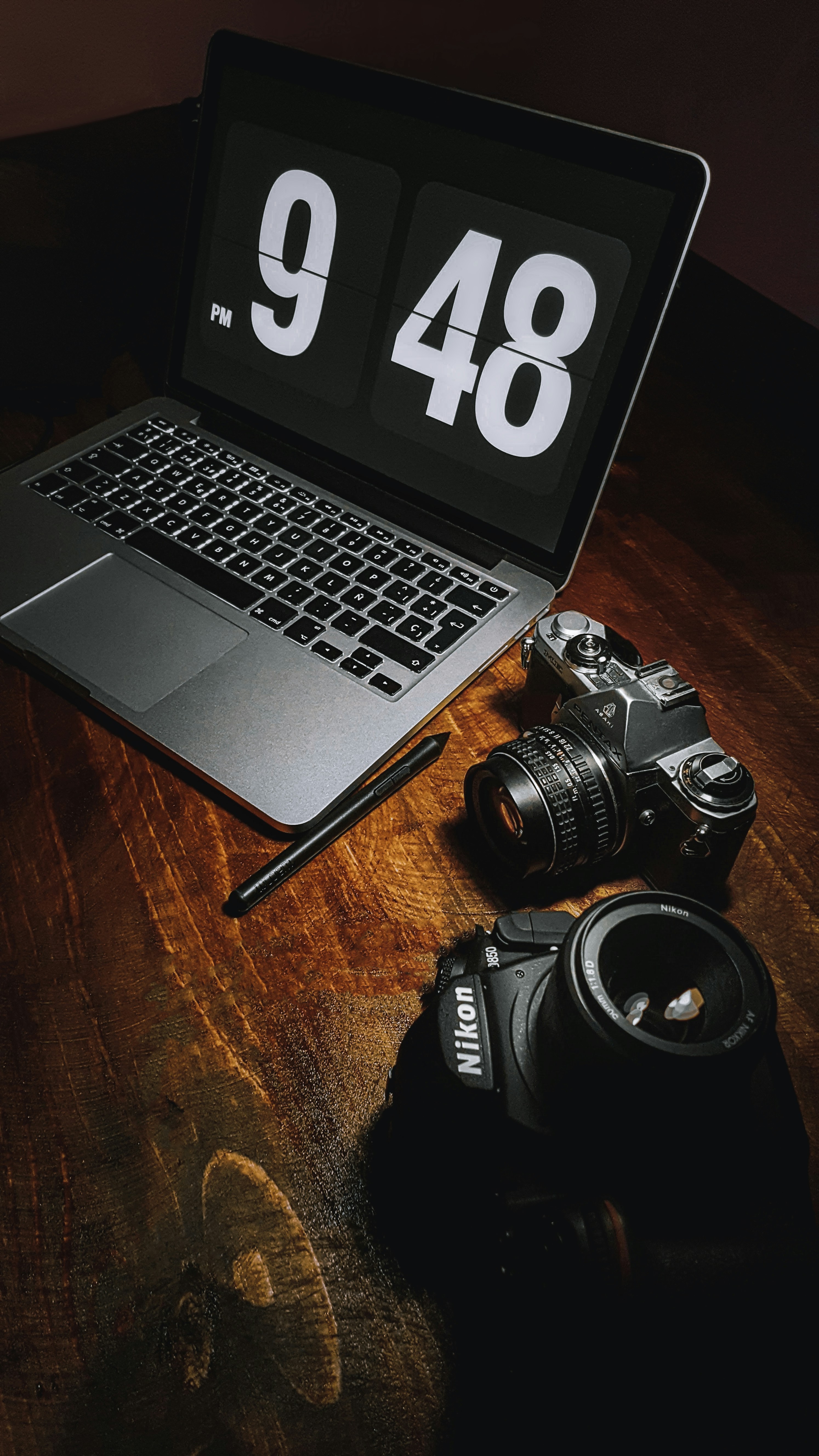 A laptop computer sitting on top of a wooden table photo – Free Ciudad ...