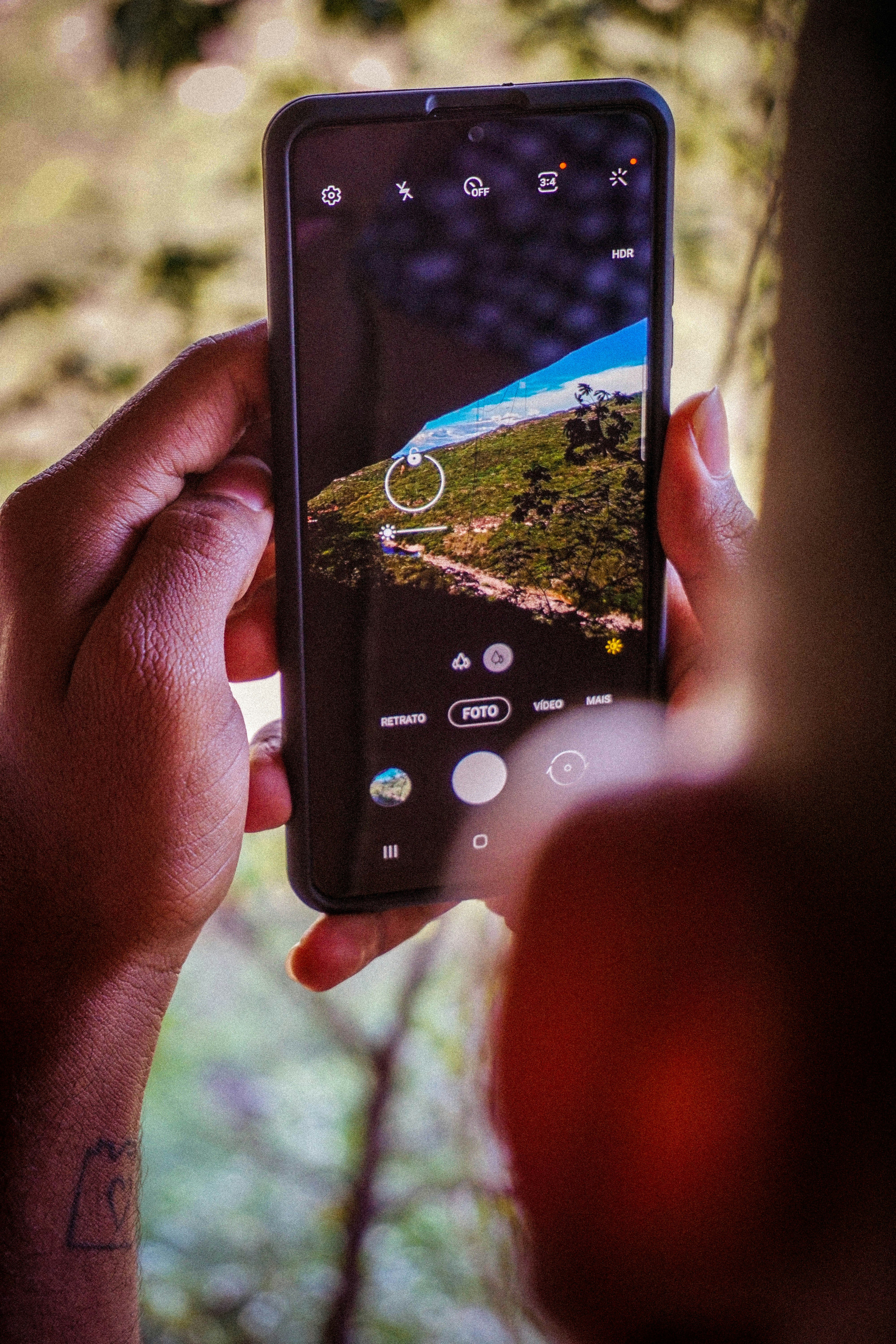 Foto Una persona sosteniendo un teléfono celular en la mano – Imagen ...