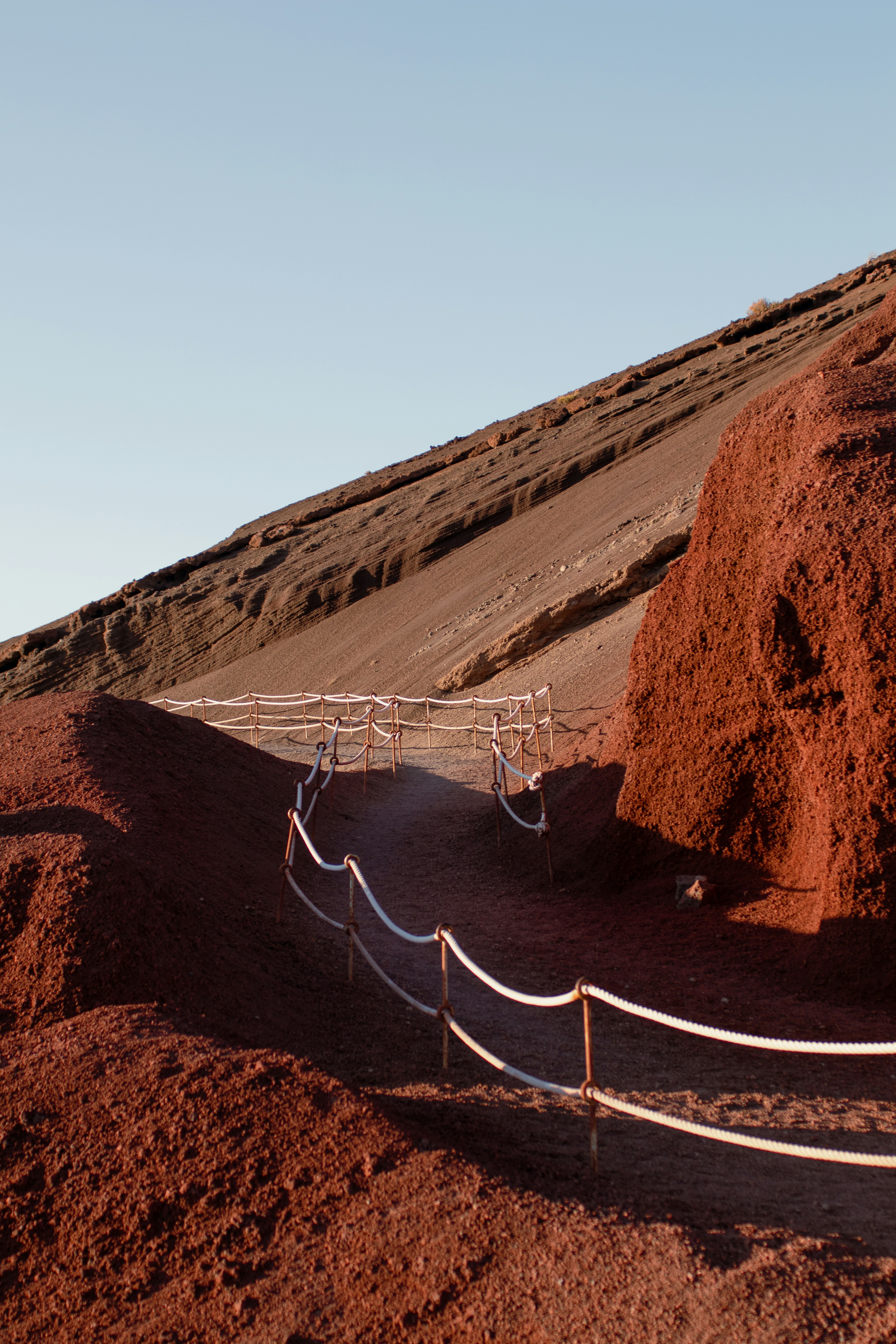 Foto Una colina de tierra con una pasarela de madera que sube – Imagen ...