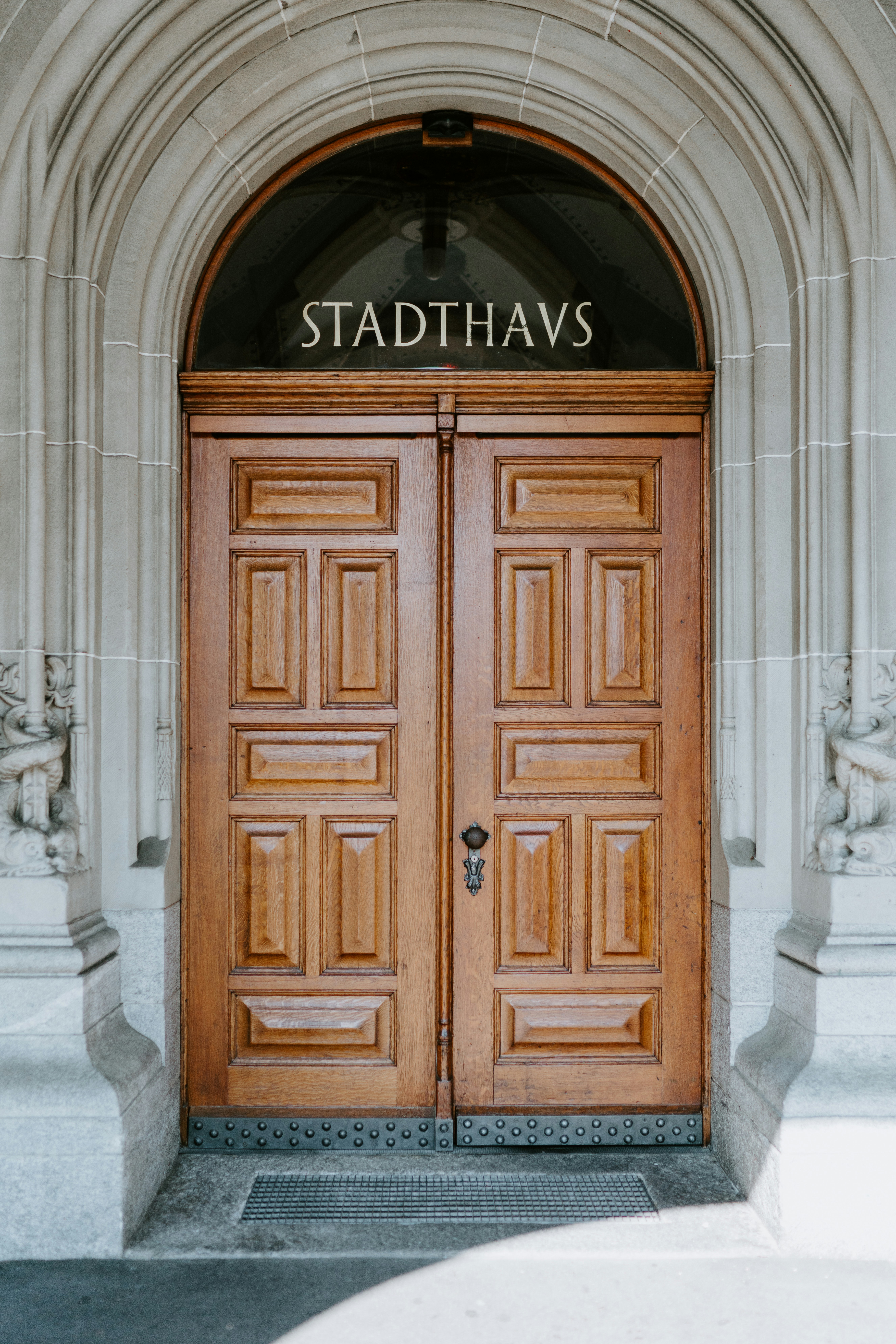 Quelques grandes portes en bois devant un immeuble photo – Photo Zurich ...
