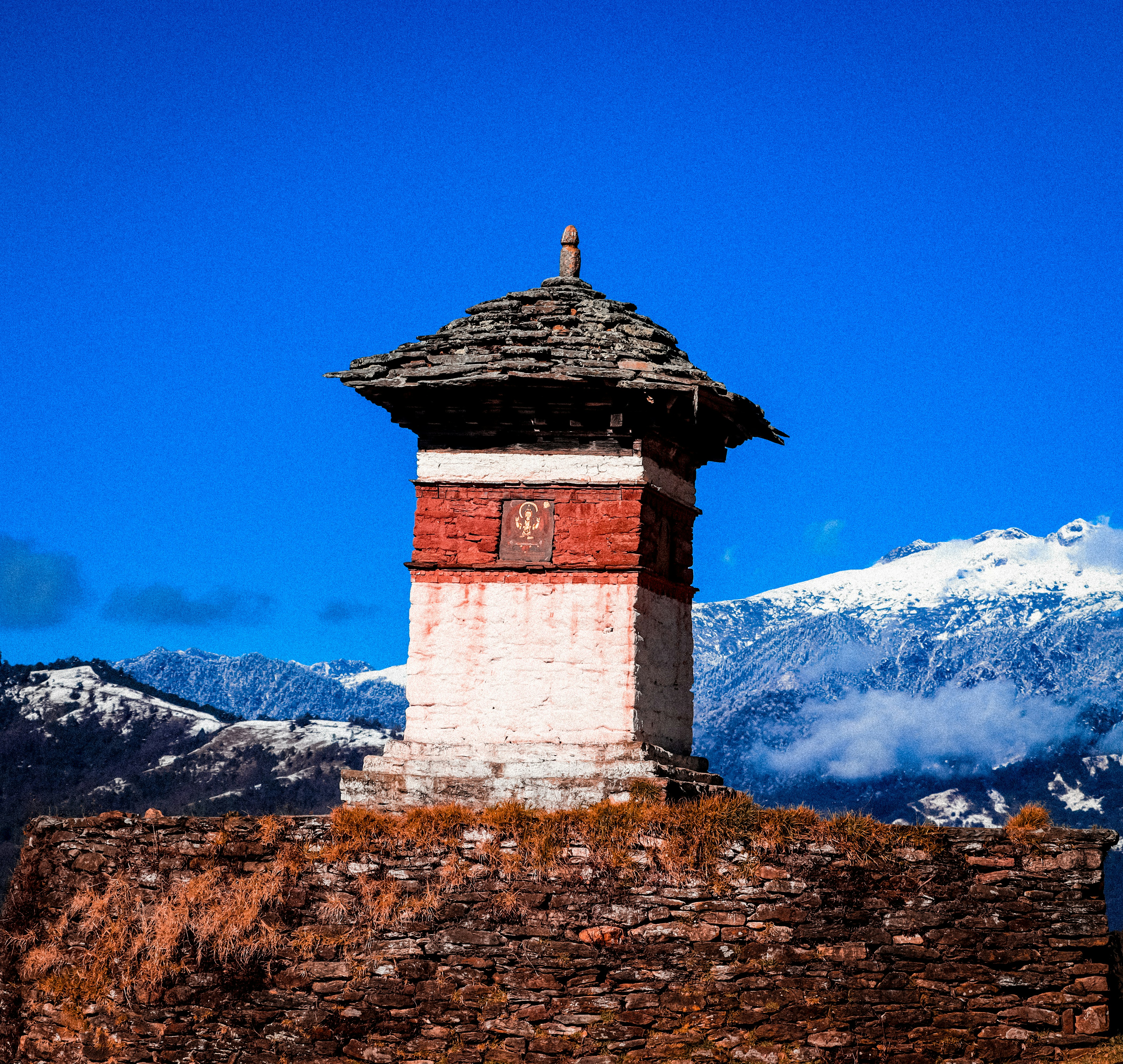 Une haute tour de briques au sommet d’une montagne photo – Image ...