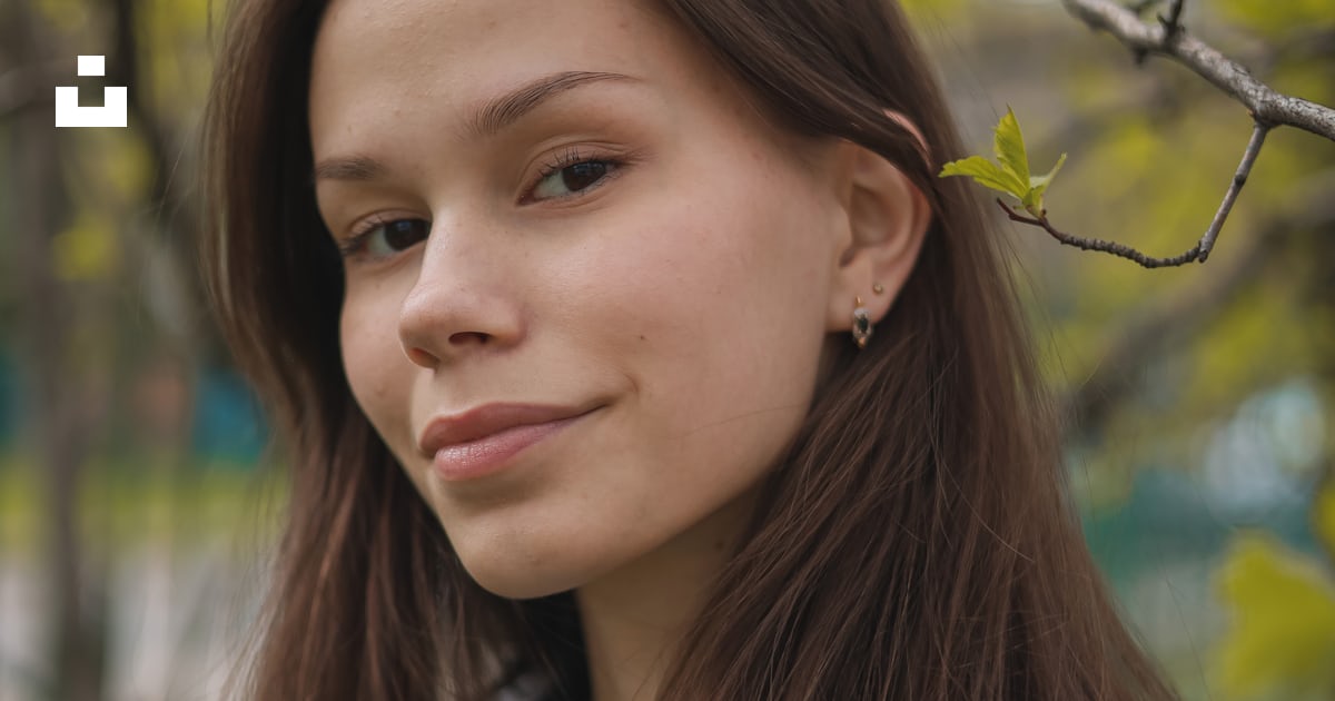 Foto Una Mujer Joven Está Parada Debajo De Un árbol Imagen Niño