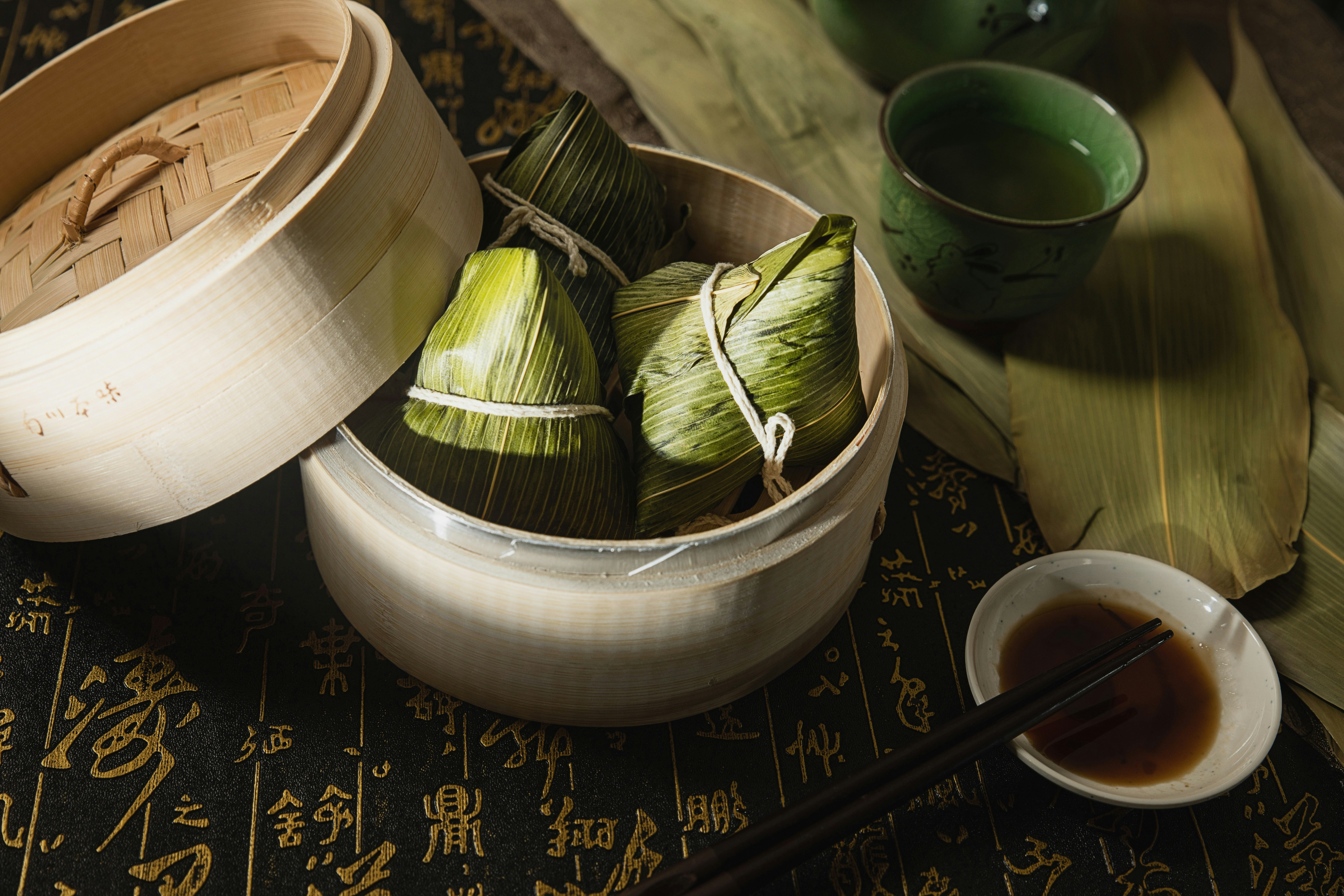 A close up of a bowl of food on a table photo – Free Food Image on Unsplash