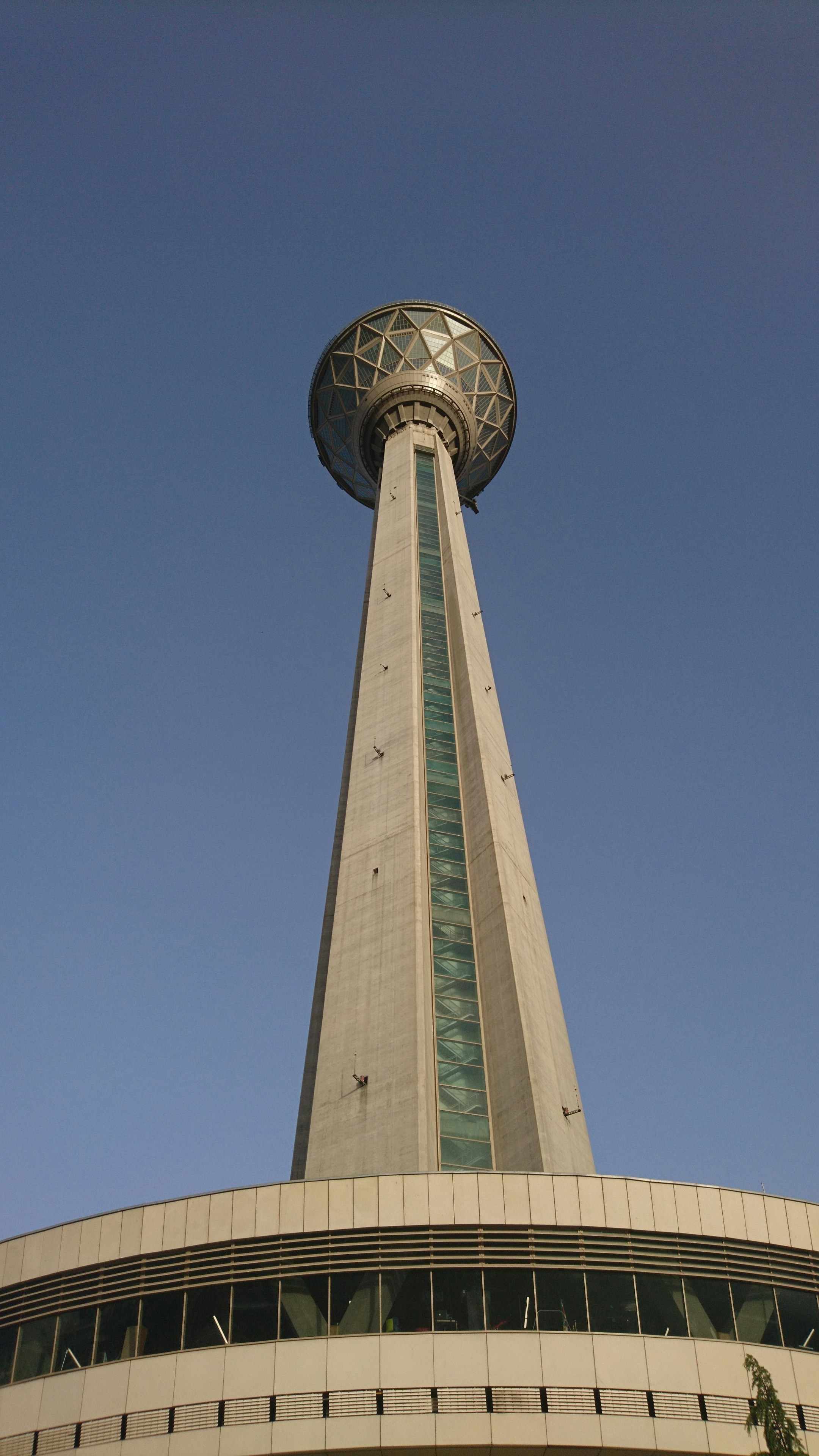 Une très haute tour avec un fond de ciel photo – Photo Tour Milad ...