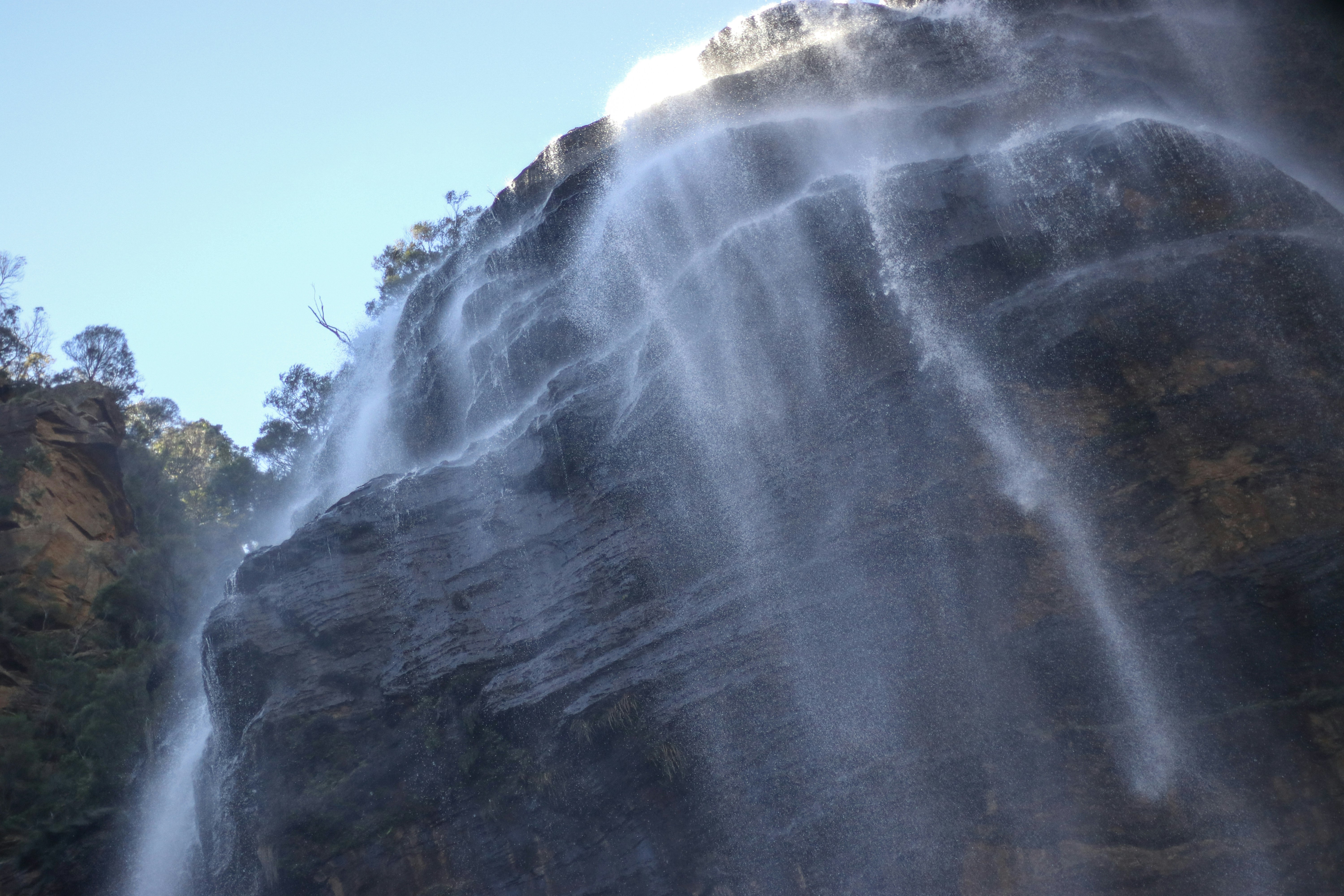 Un groupe de personnes debout devant une cascade photo – Image gratuite ...