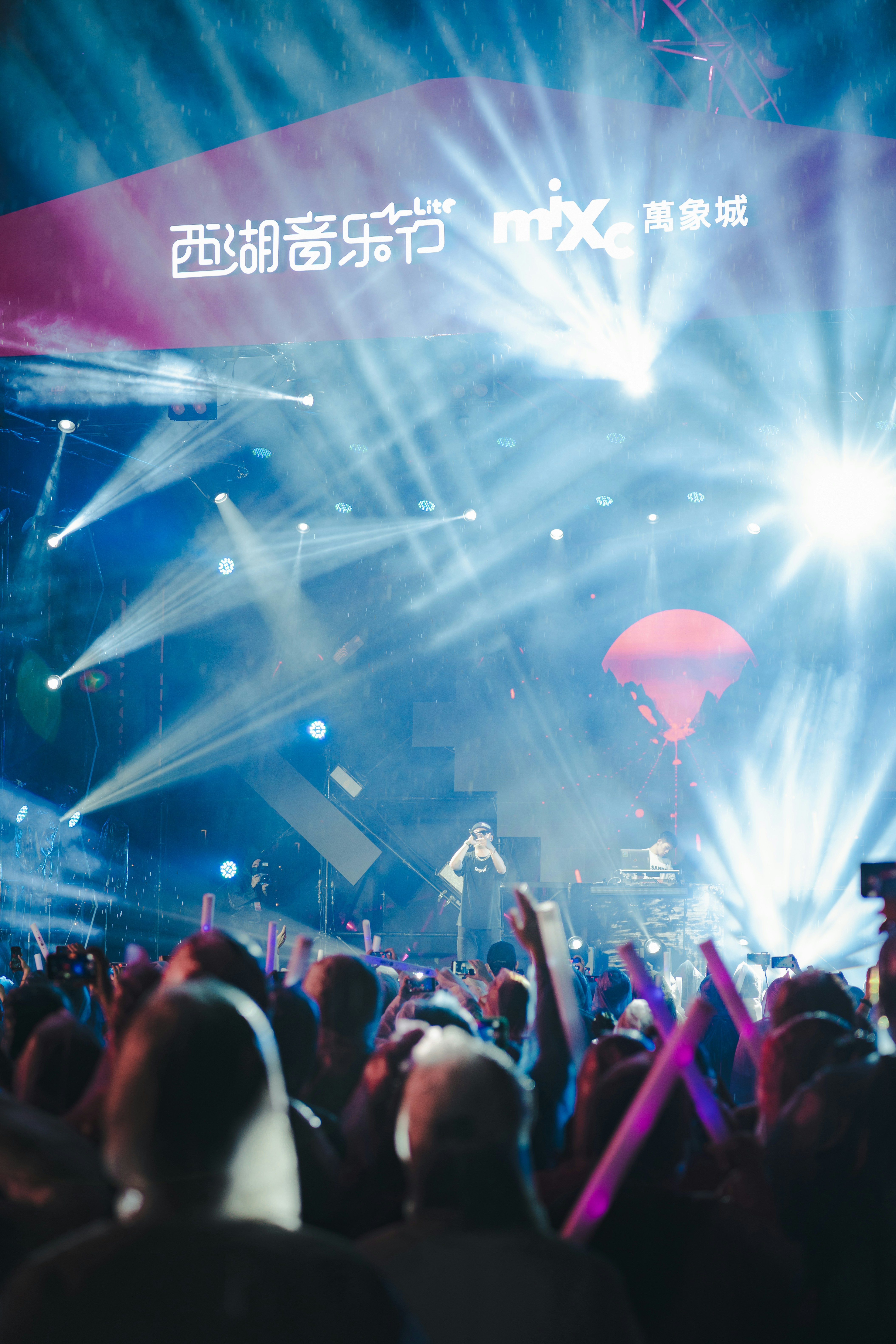 A group of people on a stage in front of a crowd photo – Free Blue ...
