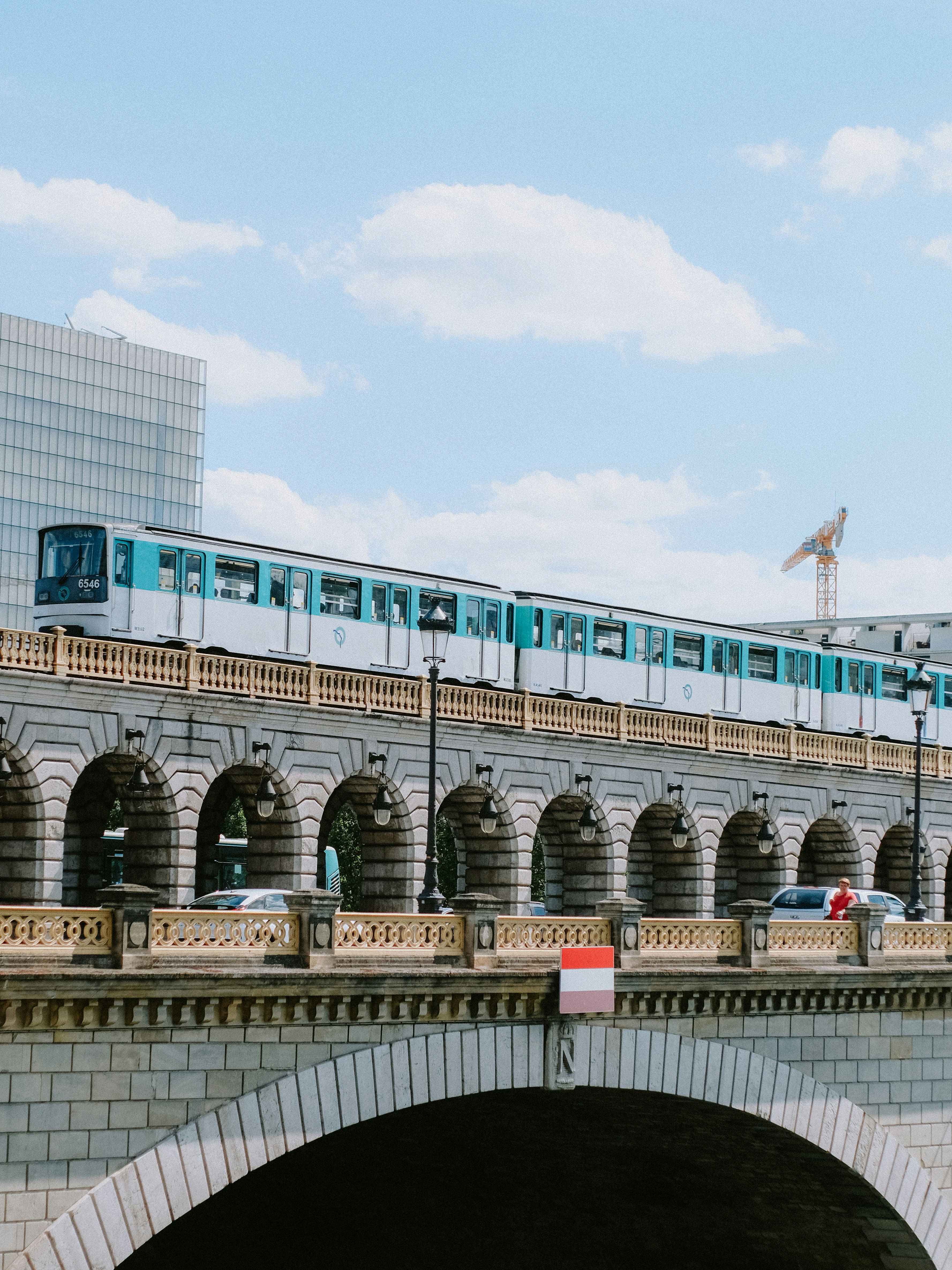 Un train traversant un pont dans une ville photo – Photo Paris Gratuite ...