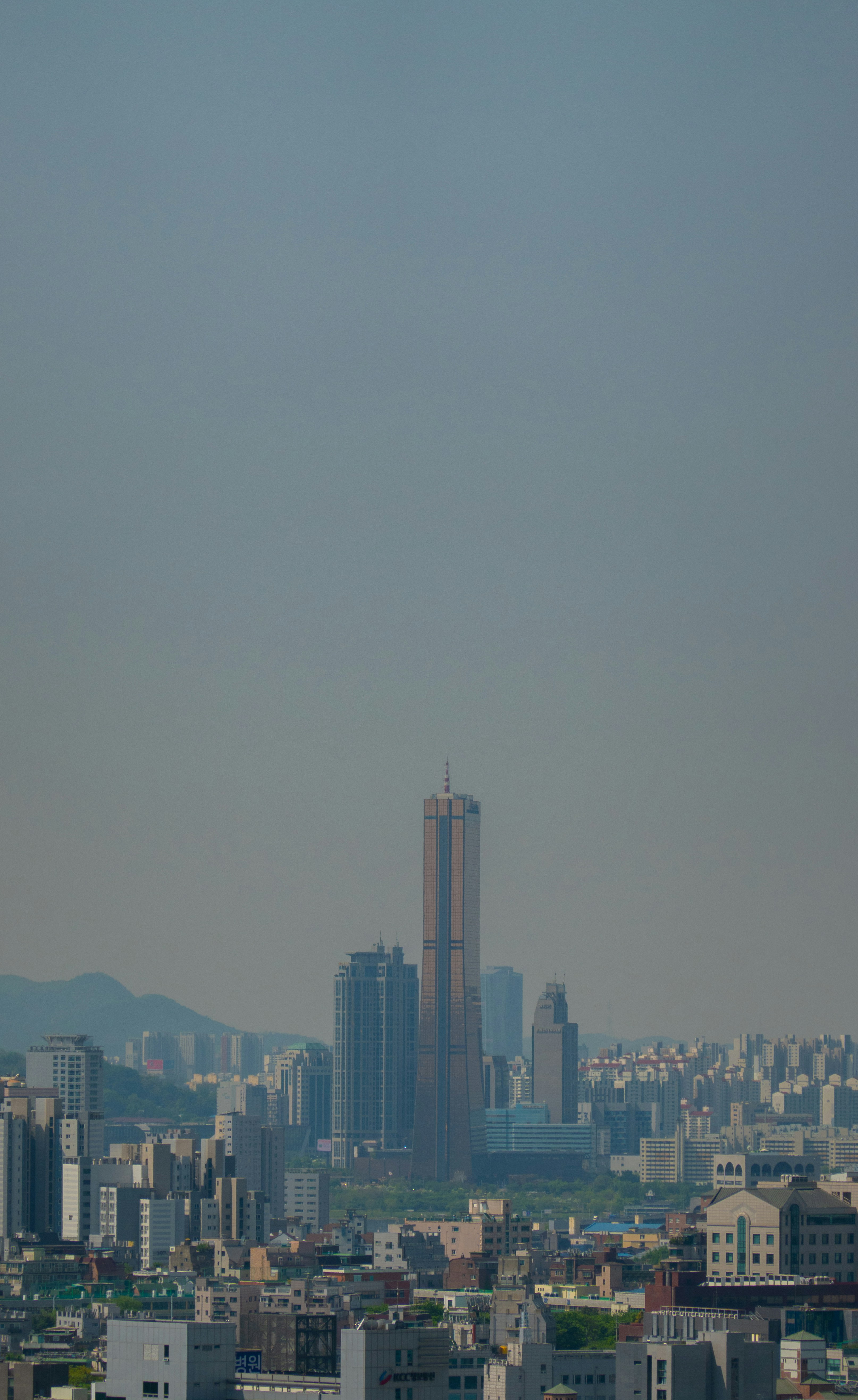 Un avión sobrevolando una ciudad con edificios altos foto – Imagen de ...
