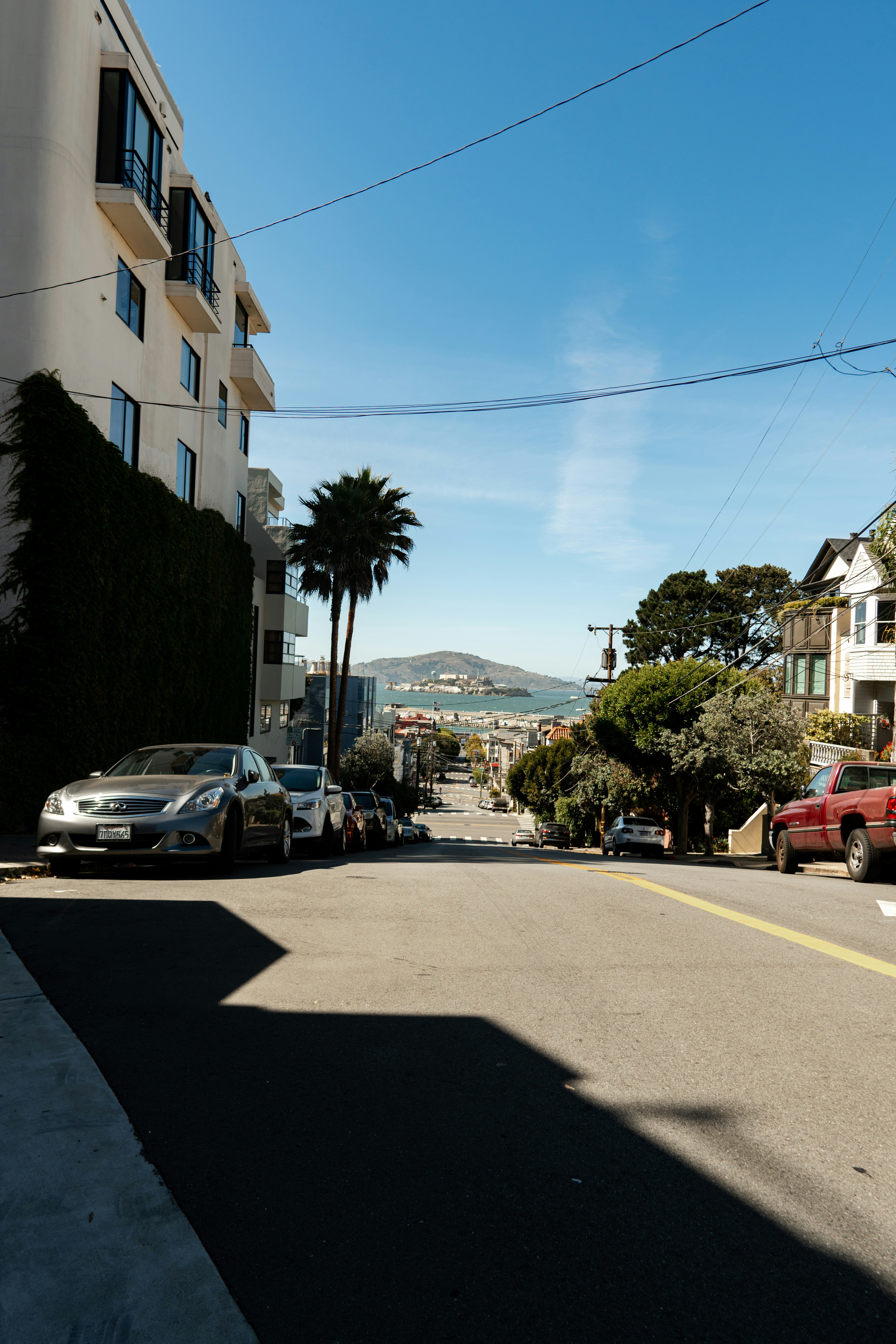 Foto zum Thema Eine Straße mit seitlich geparkten Autos – Kostenloses ...