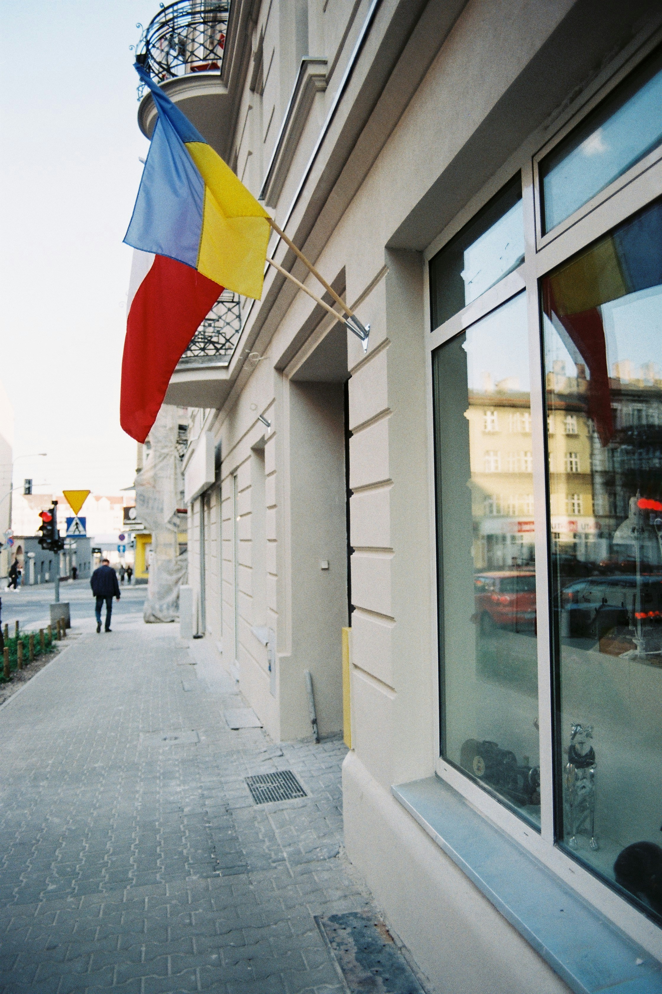 Una bandera colgando del costado de un edificio foto – Imagen de Humano ...