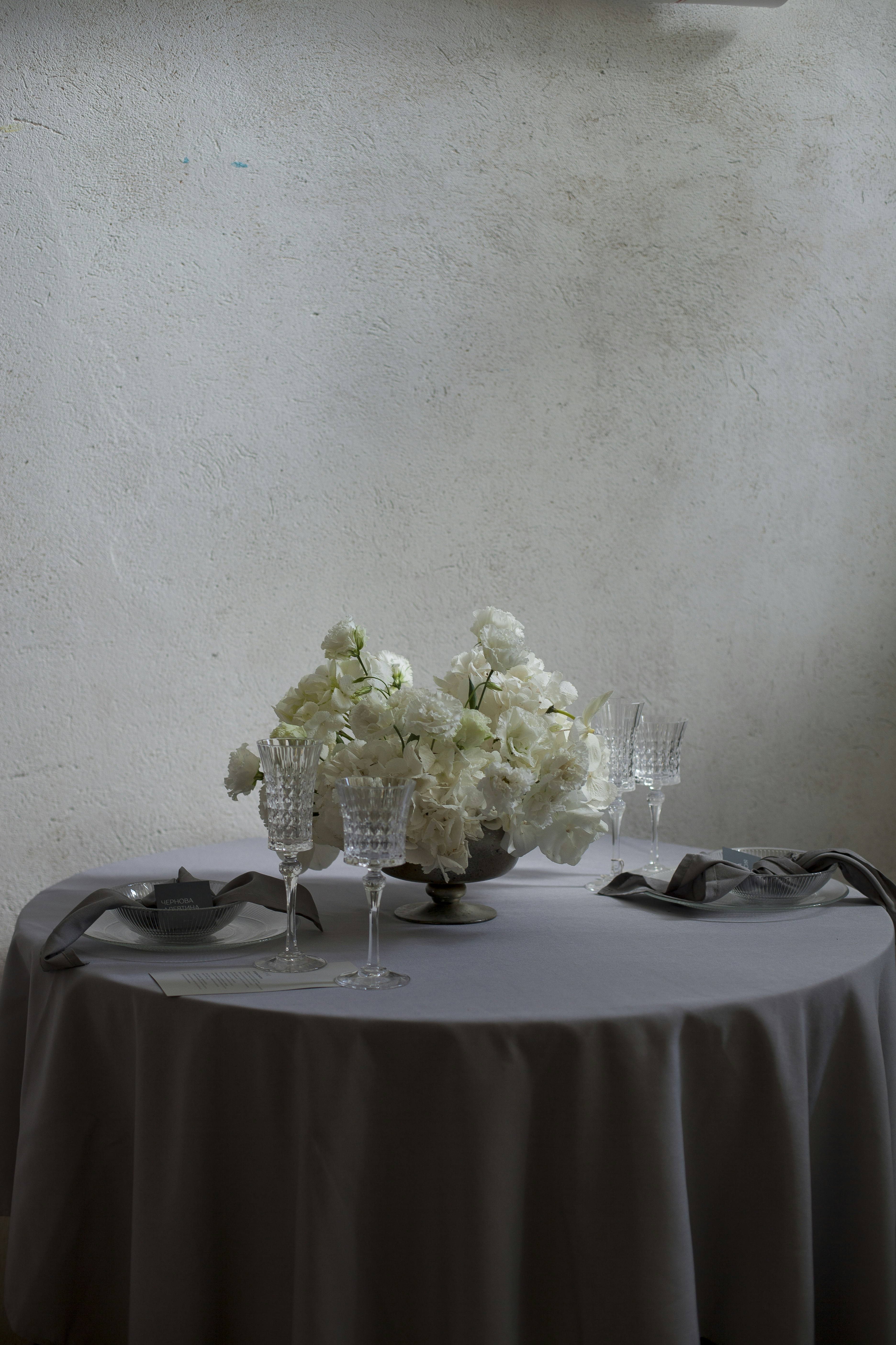 Luminescent White: A Quiet Tabletop Bloom with Crystal Glass