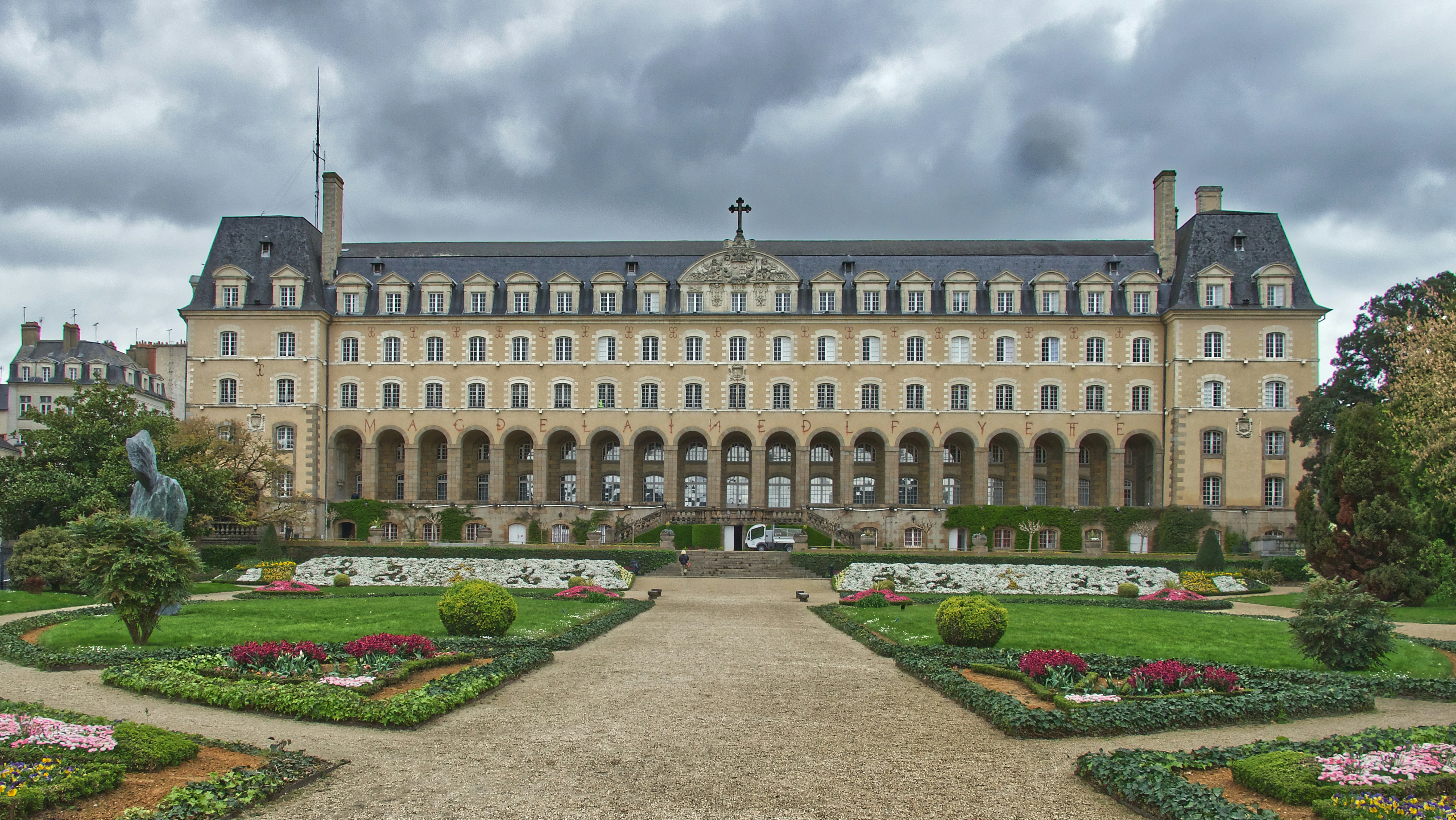 A large building with a garden in front of it photo – Free Rennes Image ...