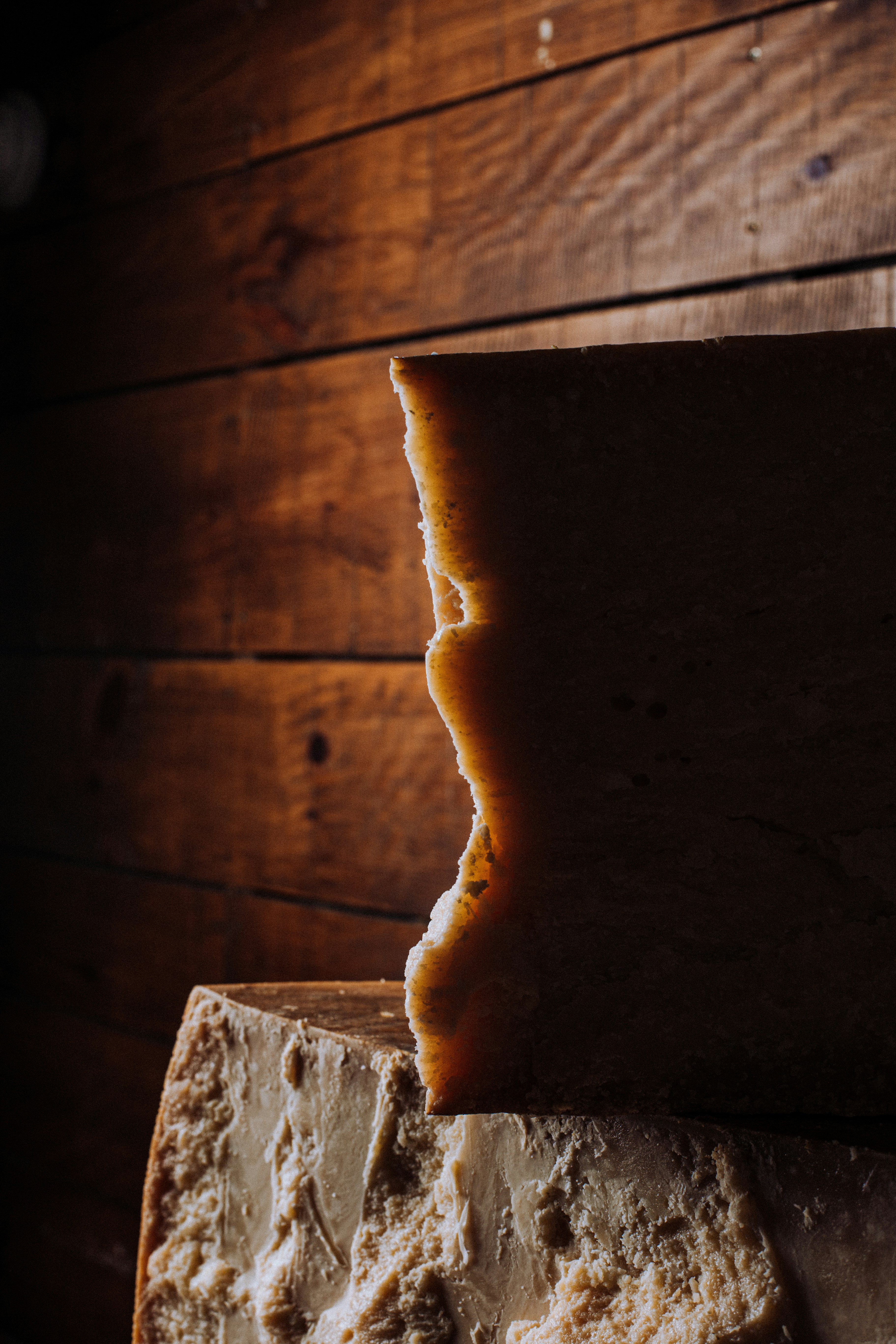 Un bloc de fromage posé sur une table en bois photo – Photo Brun ...