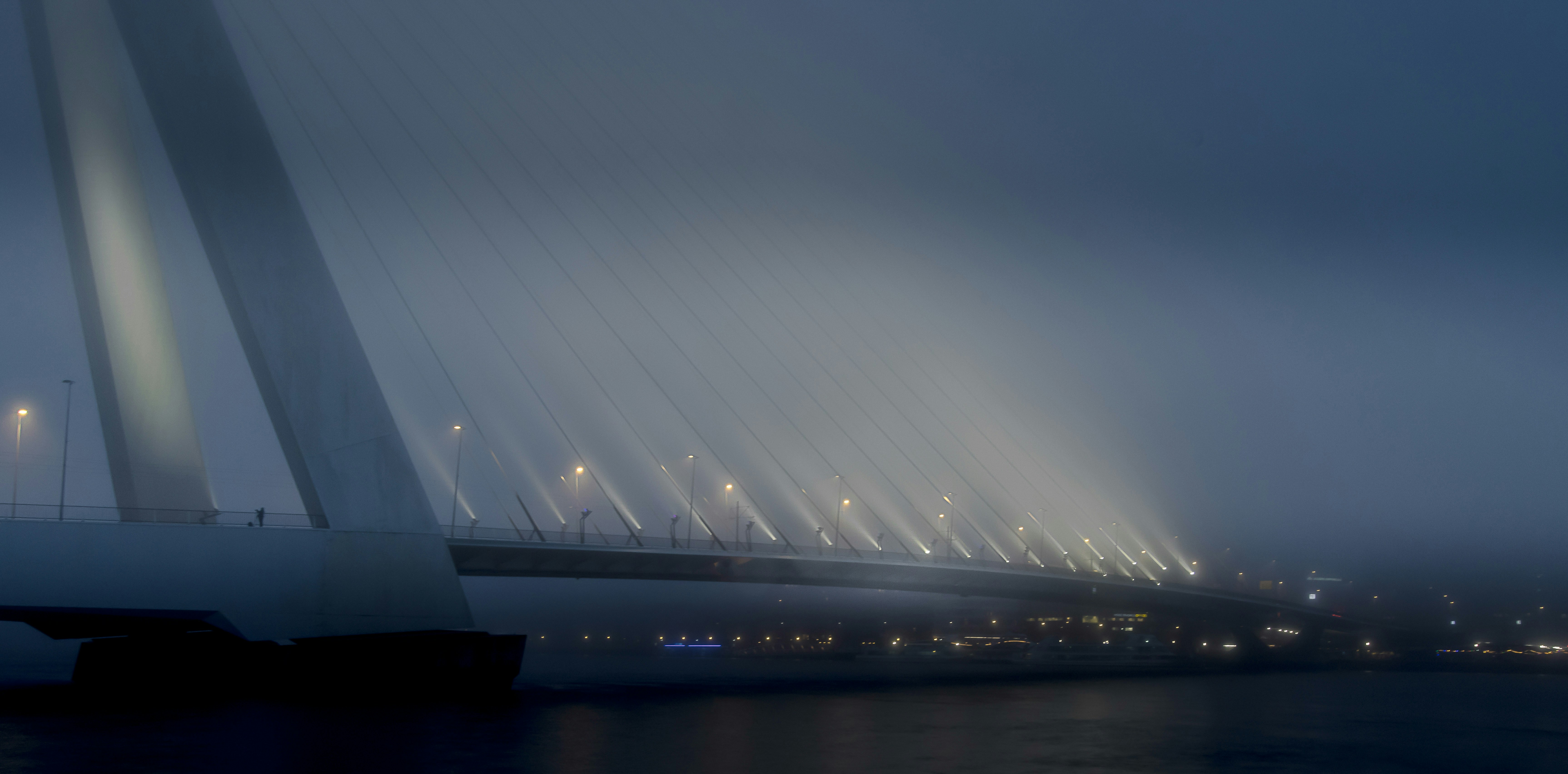 Foto Un puente muy largo que está sobre un poco de agua – Imagen Gris ...