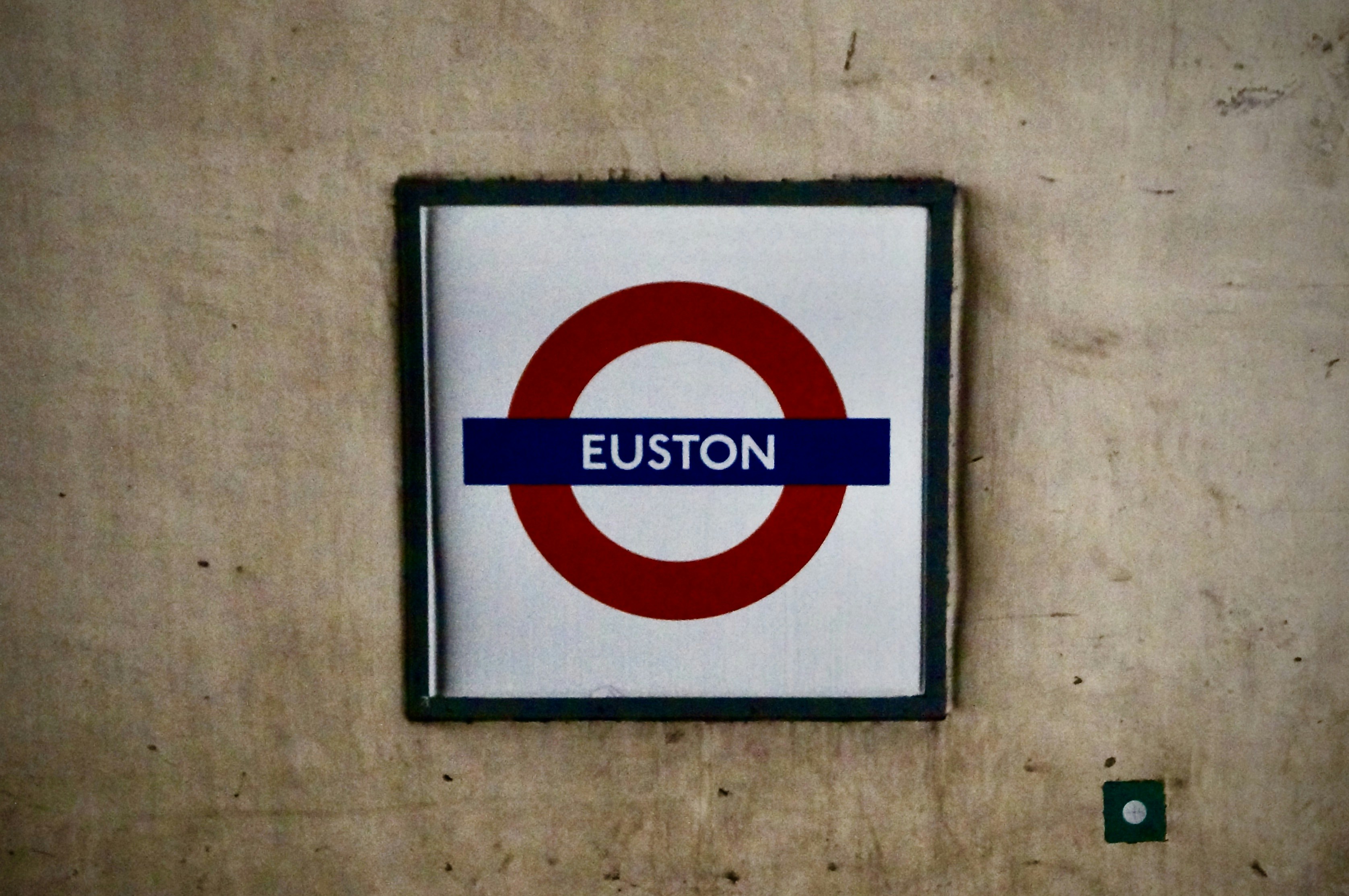 A sign on a wall that says euston photo – Free Logo Image on Unsplash