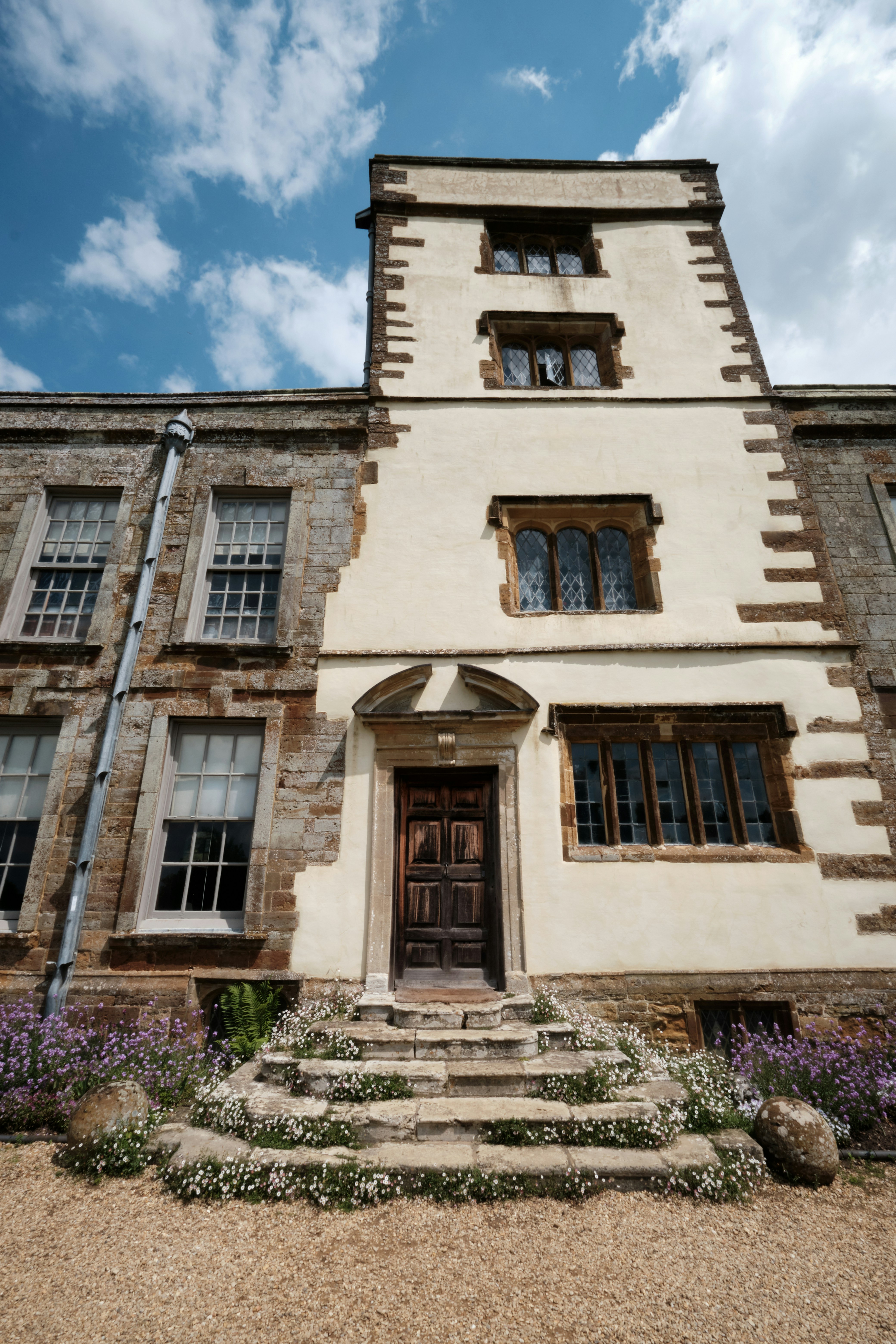 Un bâtiment ancien avec un escalier qui y mène photo – Photo Porte ...