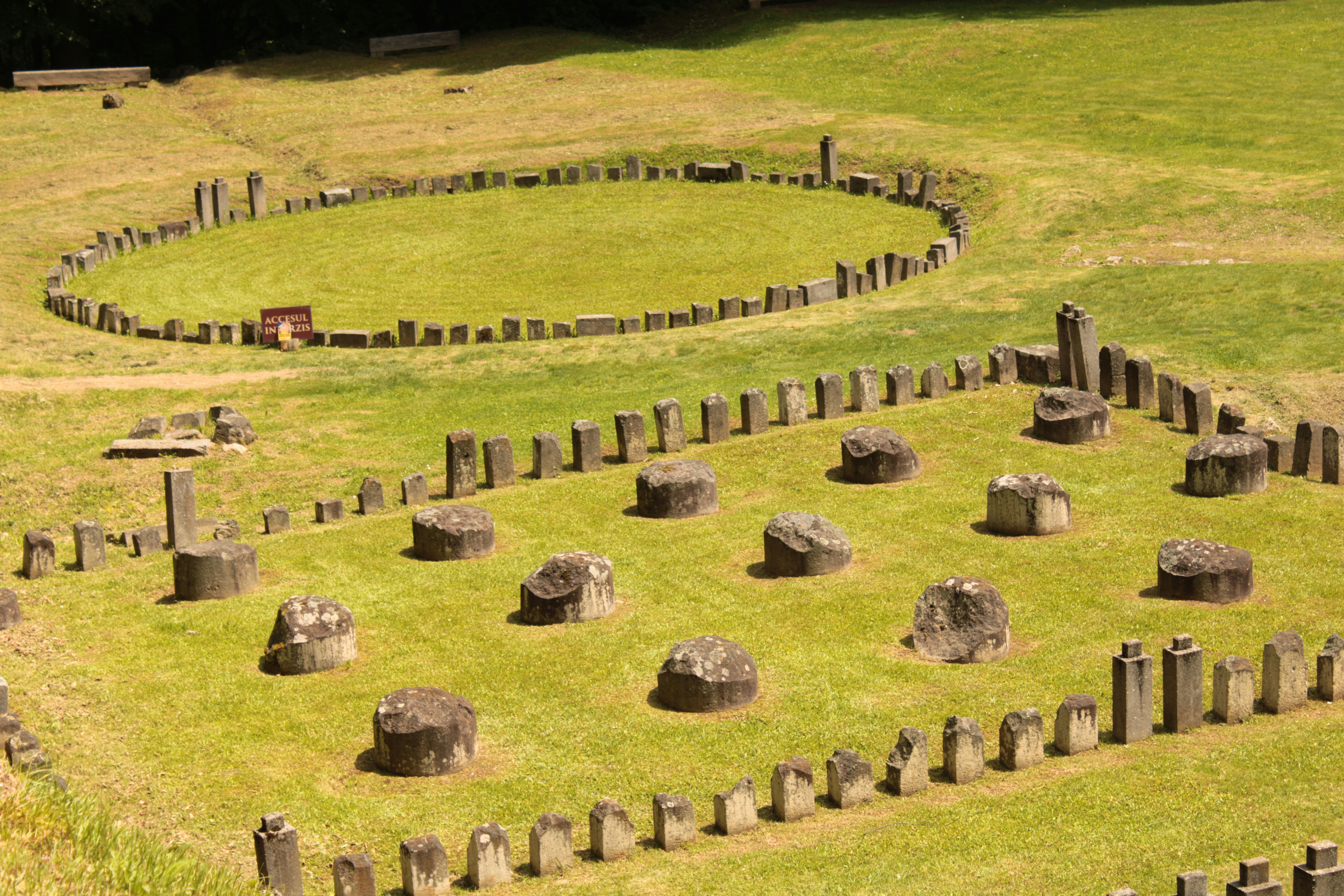 Un círculo de piedras en medio de un campo cubierto de hierba foto ...
