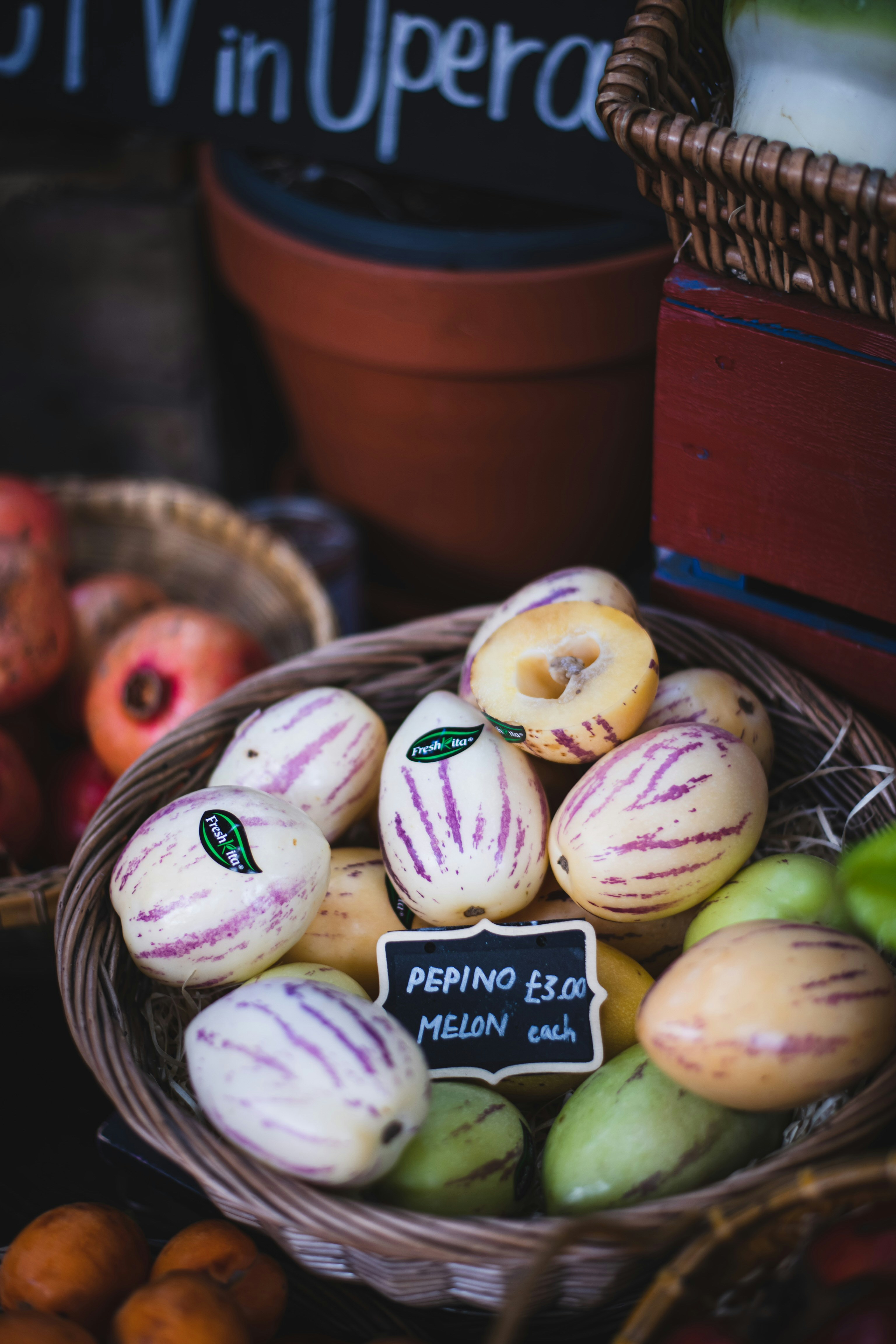 Un panier rempli de nombreux types de fruits photo – Photo Aliments ...