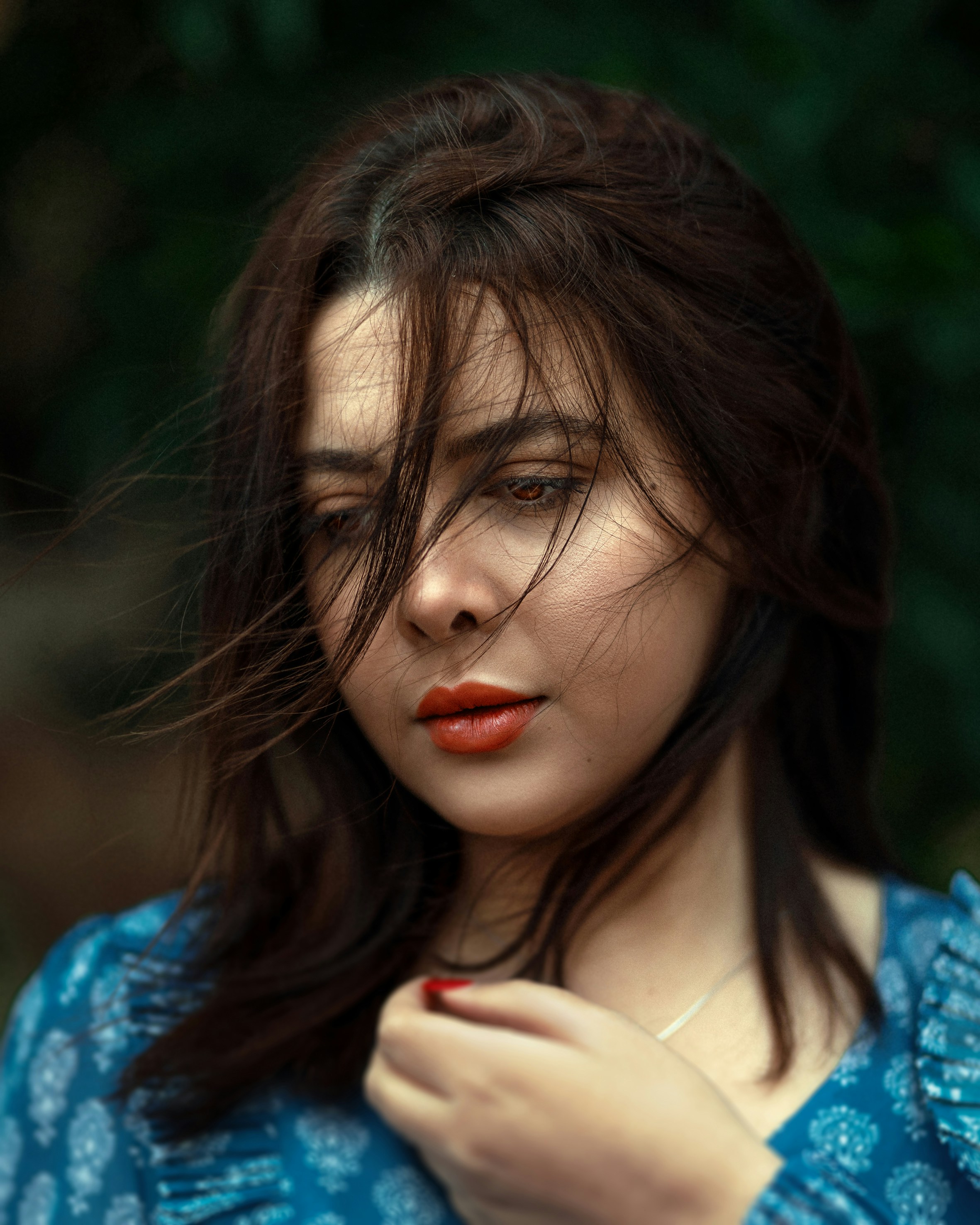 A woman in a blue dress is holding a cell phone photo – Free Irbil Image on Unsplash