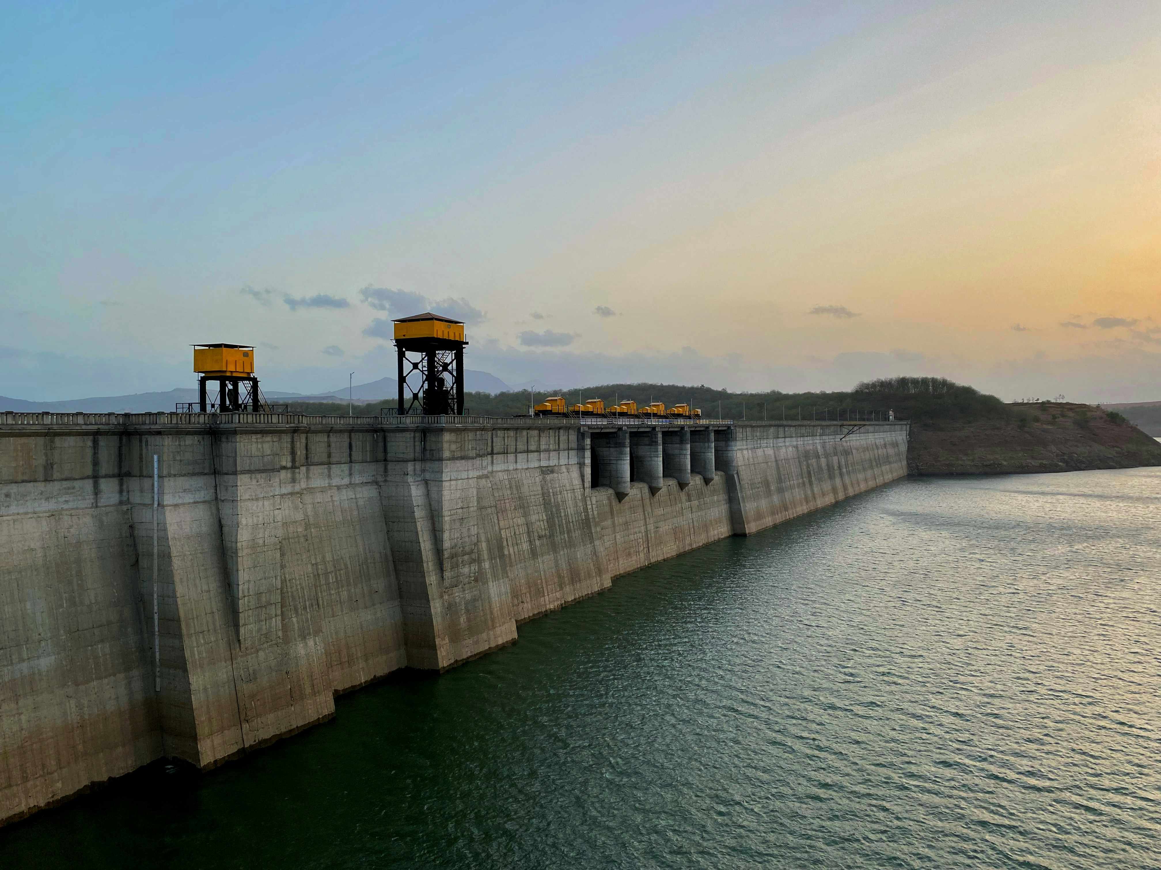 Foto zum Thema Ein großer Damm mit einem Haufen Wasser darin ...