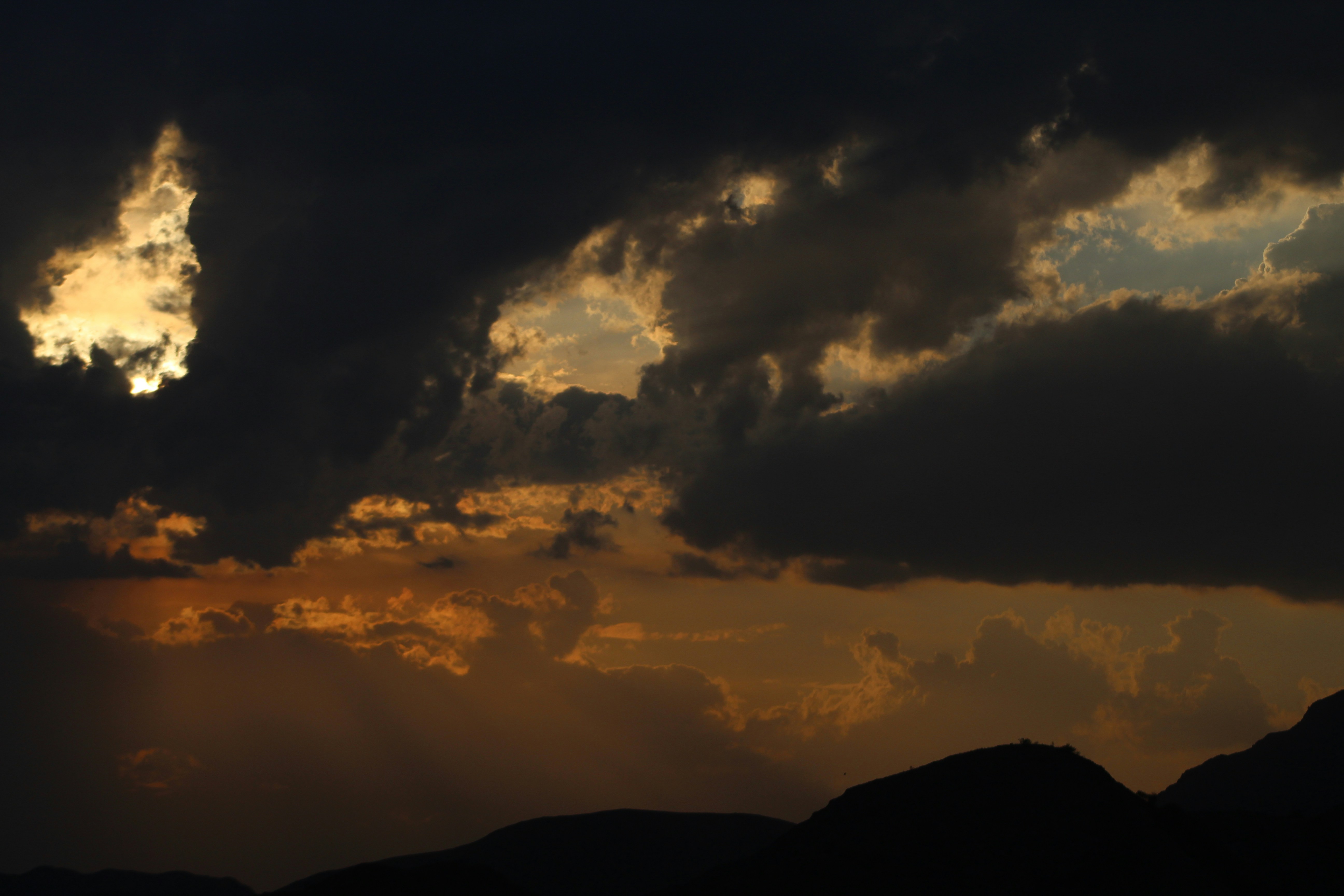 Le soleil brille à travers les nuages dans le ciel photo – Photo Taper ...