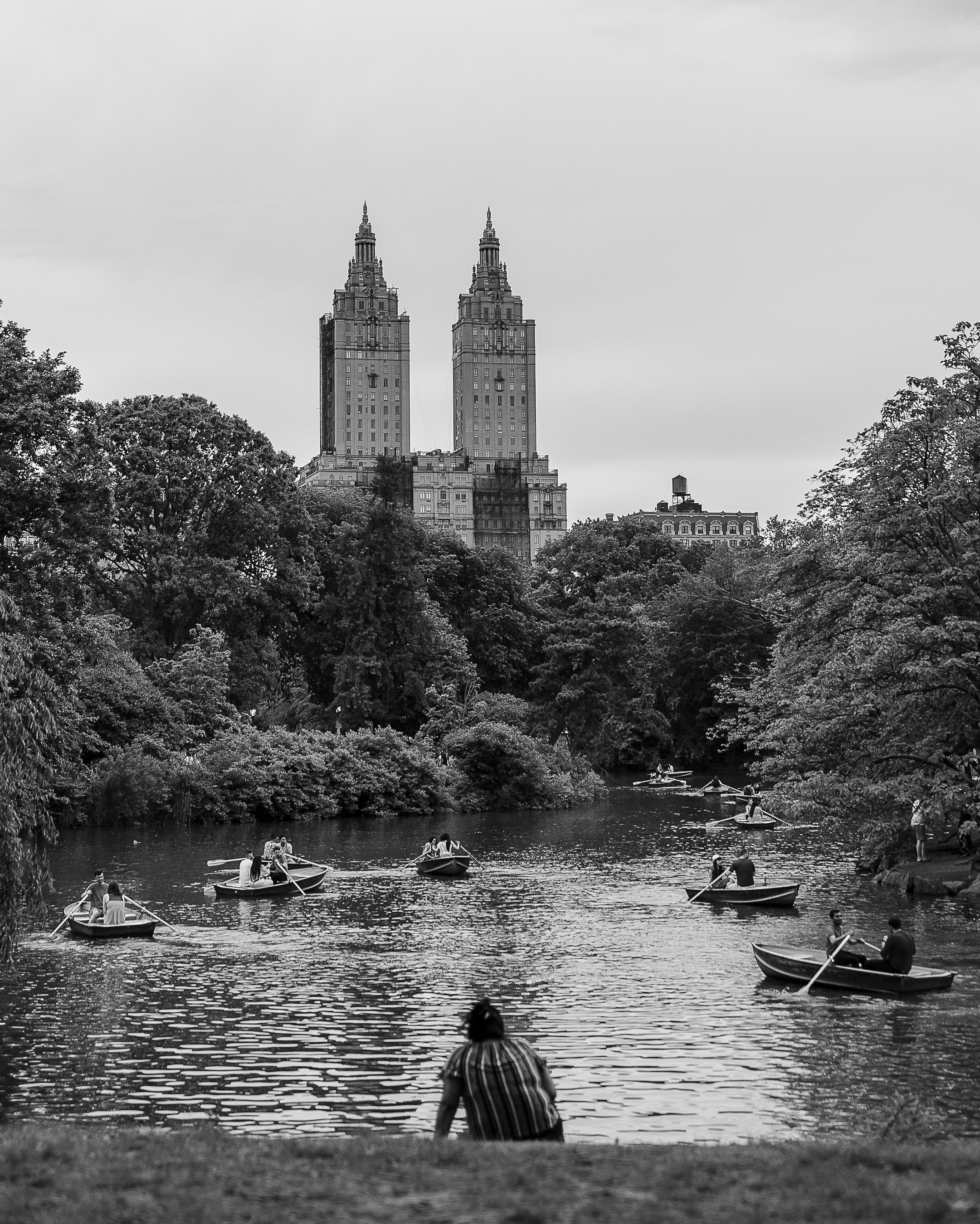 Foto Una foto en blanco y negro de personas en botes en un río – Imagen ...
