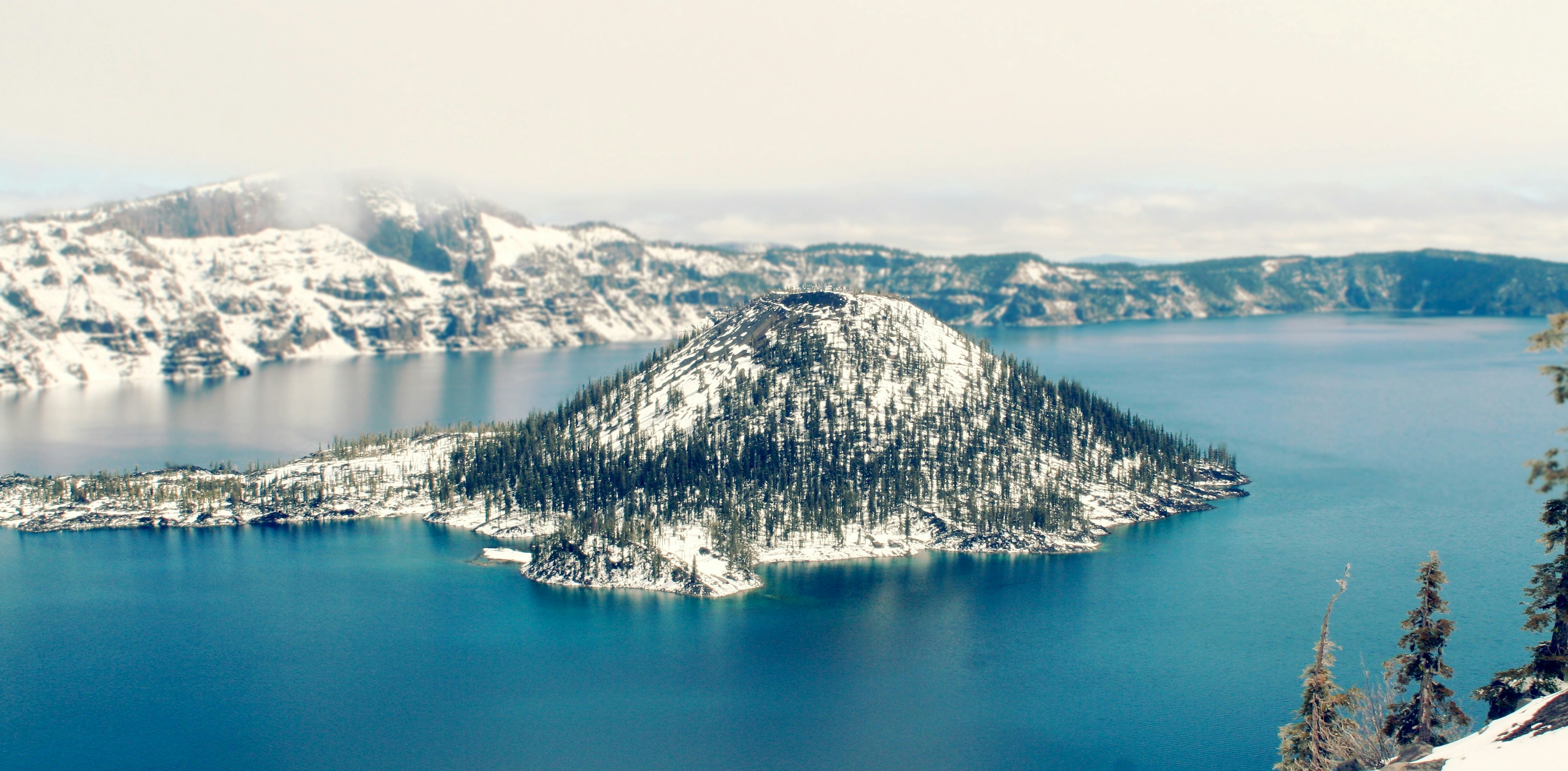 Ein schneebedeckter Berg mit einem See in der Mitte Foto – Kostenloses ...