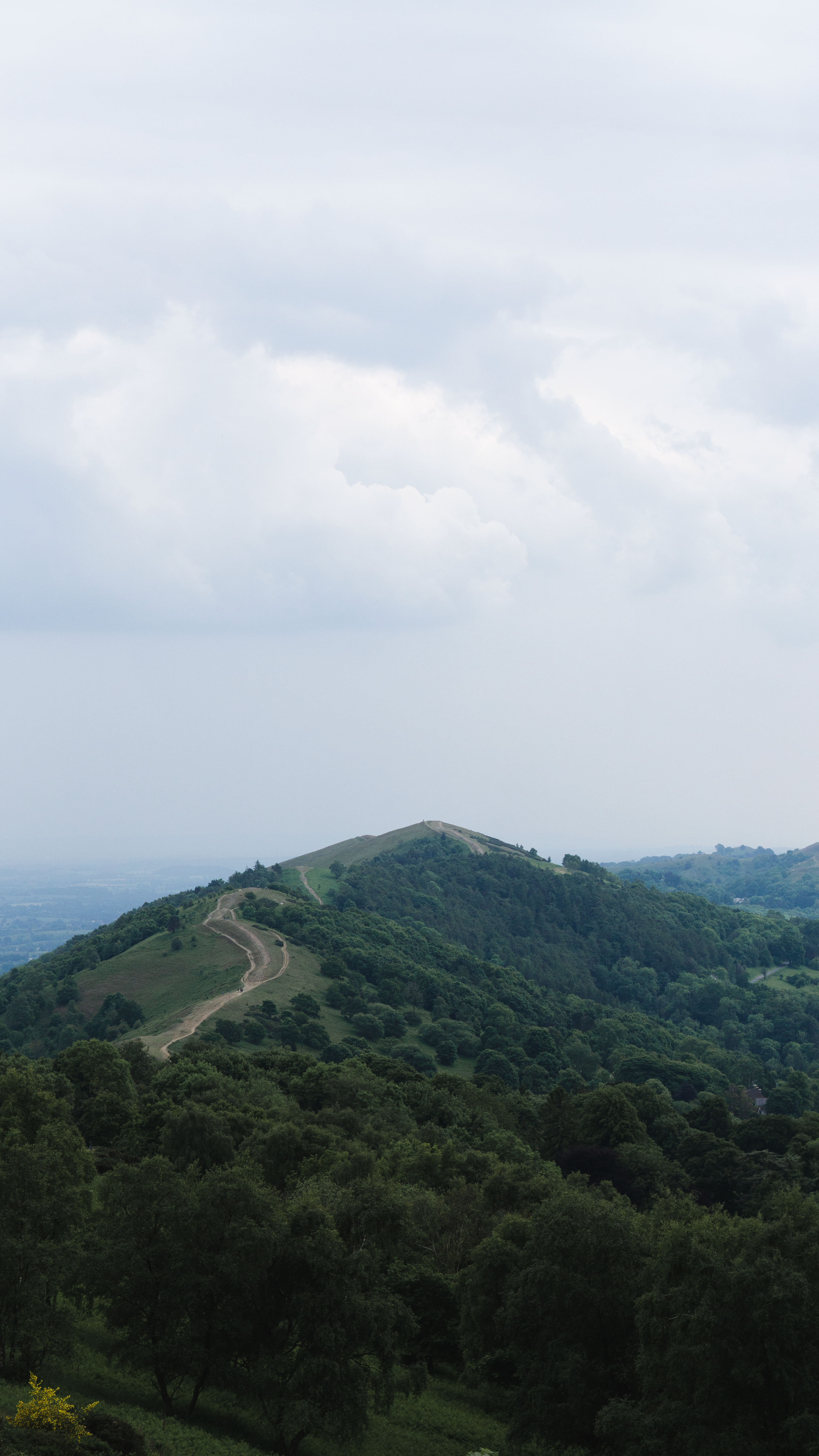 Une colline traversée par une route photo – Photo La nature Gratuite ...