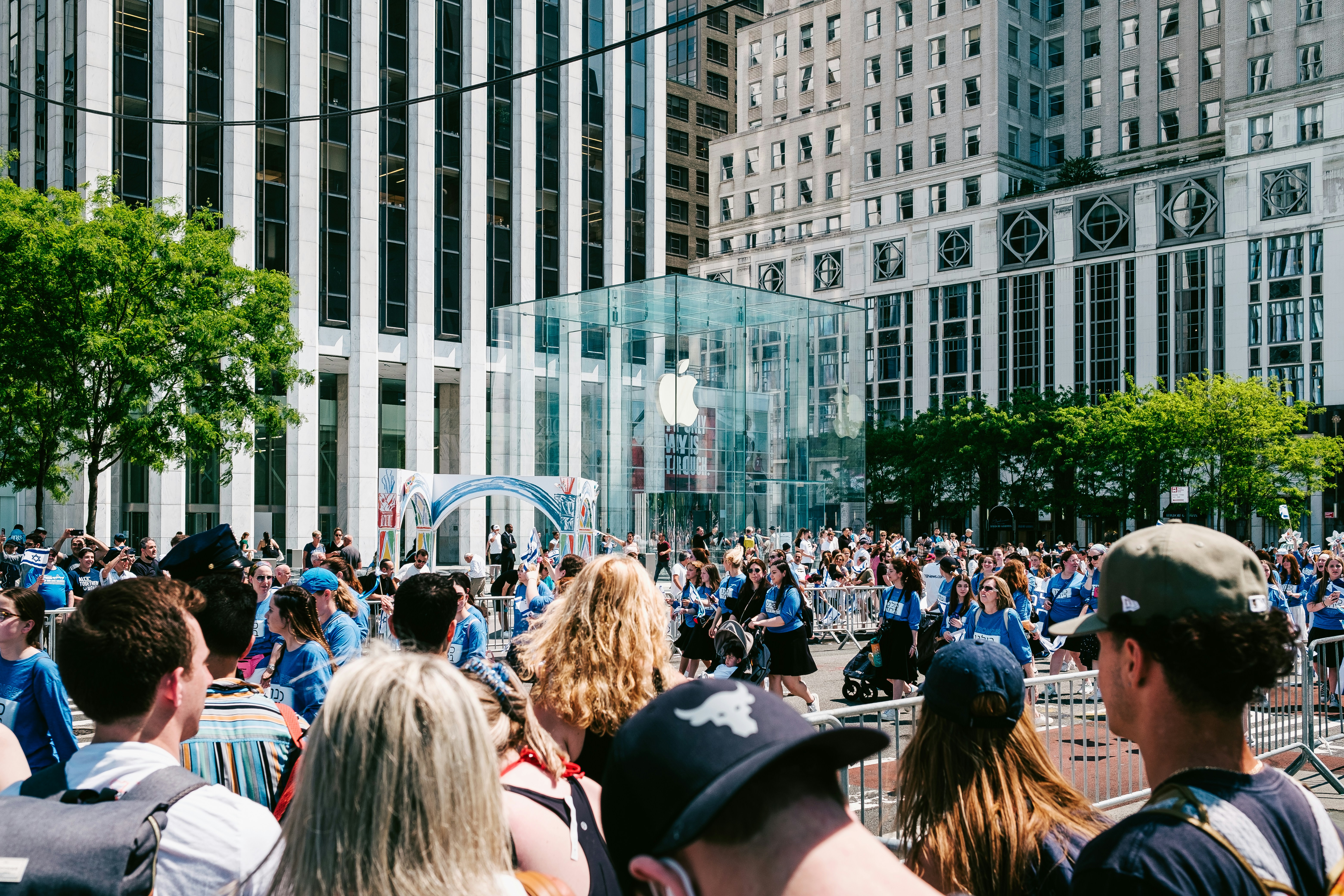 A crowd of people sitting in chairs in front of a building photo – Free ...