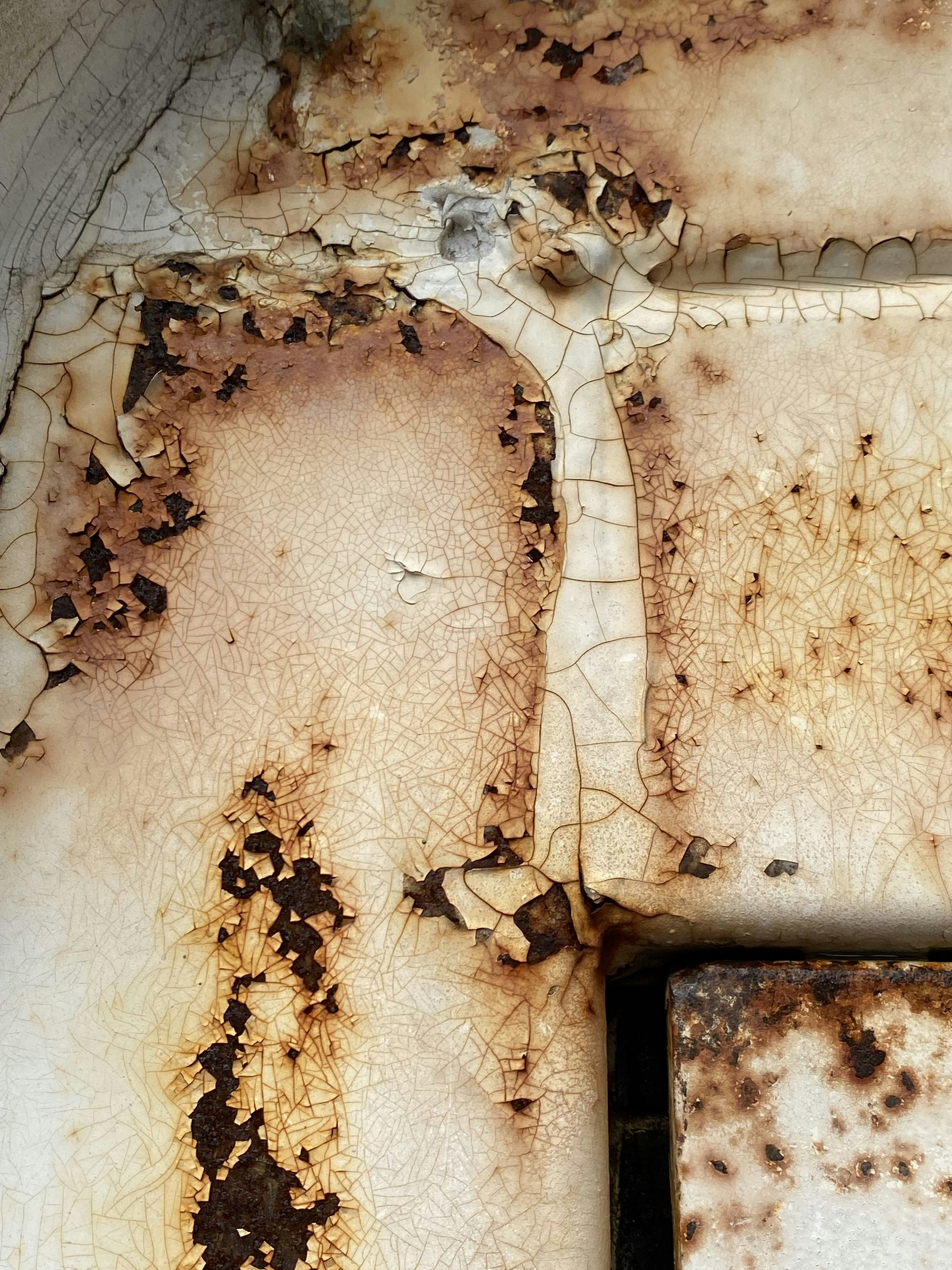Cracked Patina: Weathered Metal Converging Lines