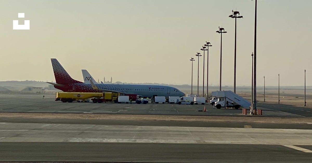 공항 활주로 위에 앉아 있는 대형 제트 여객기 사진 Unsplash의 무료 회색 이미지