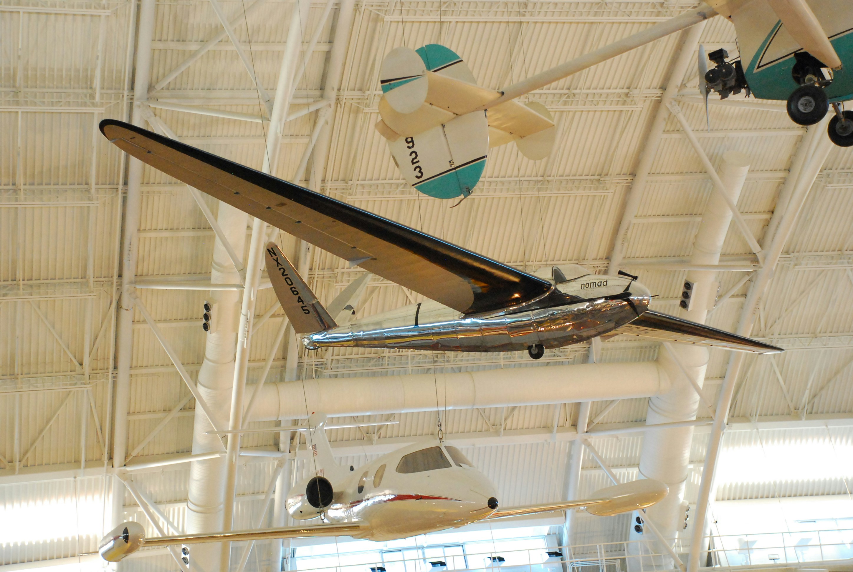 Un petit avion suspendu au plafond d’un immeuble photo – Photo Musée de ...