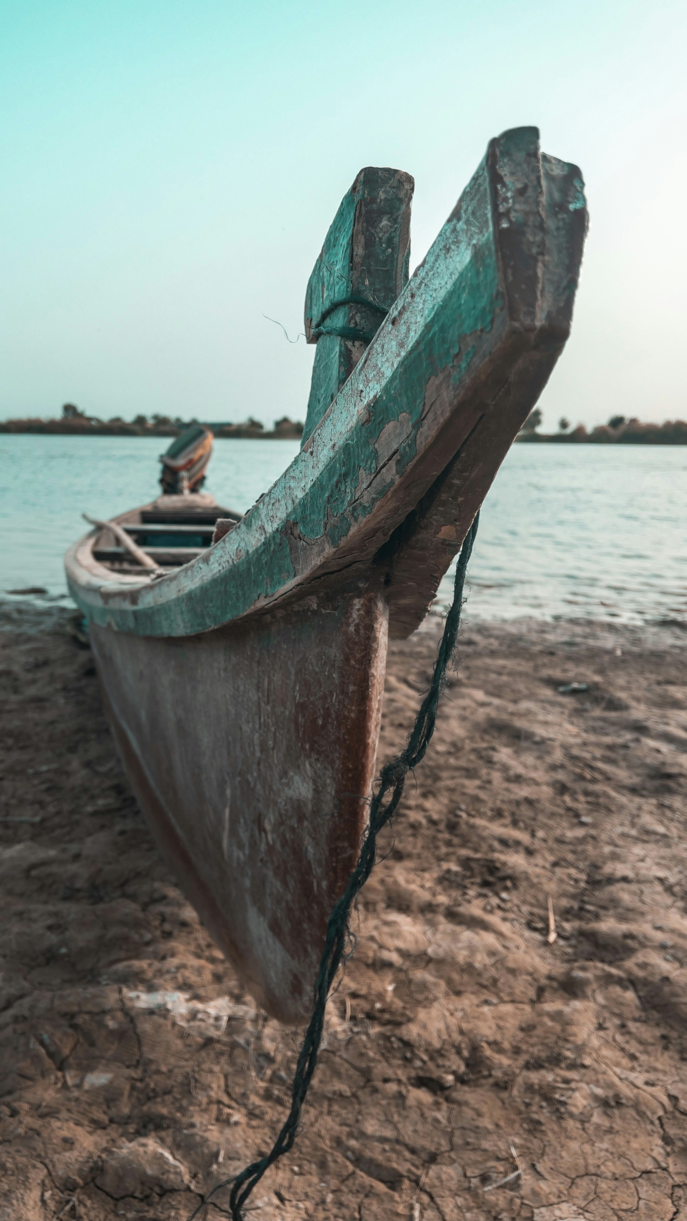 A rusted boat sitting on top of a sandy beach photo – Free Human Image ...