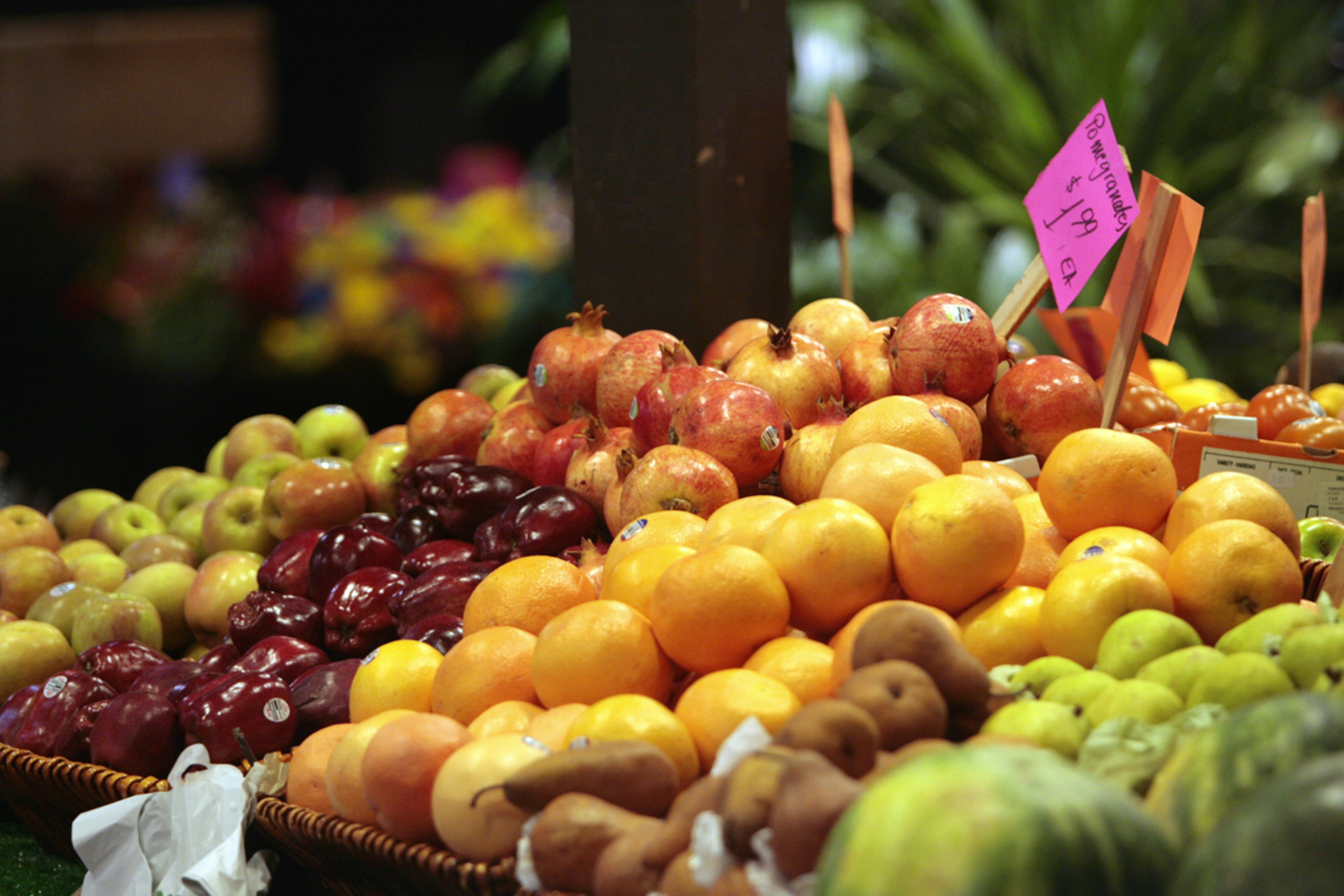 Un bouquet de fruits qui sont dans un panier photo – Photo Boston ...