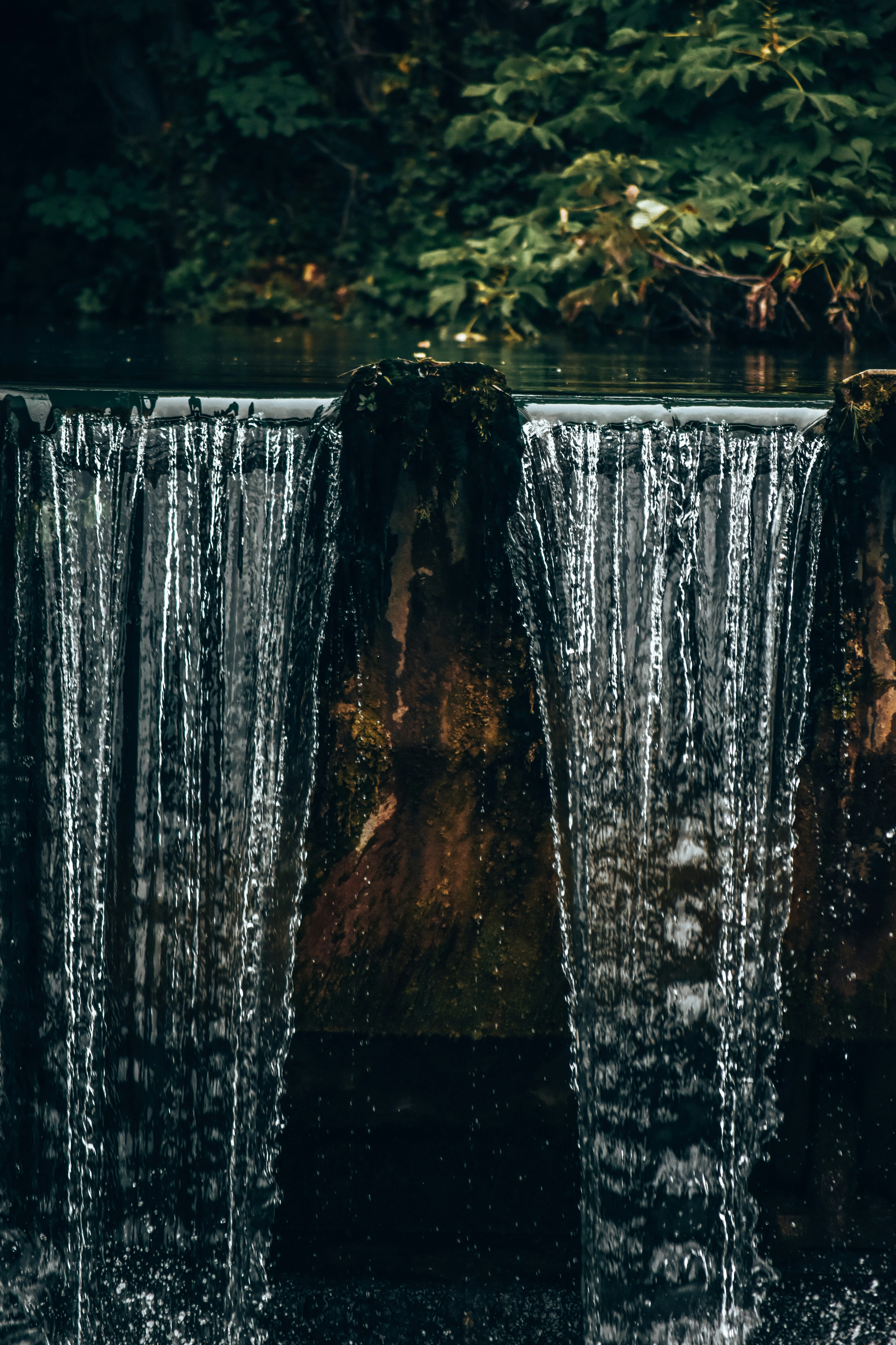 Un couple de personnes debout devant une cascade photo – Photo Ulm ...