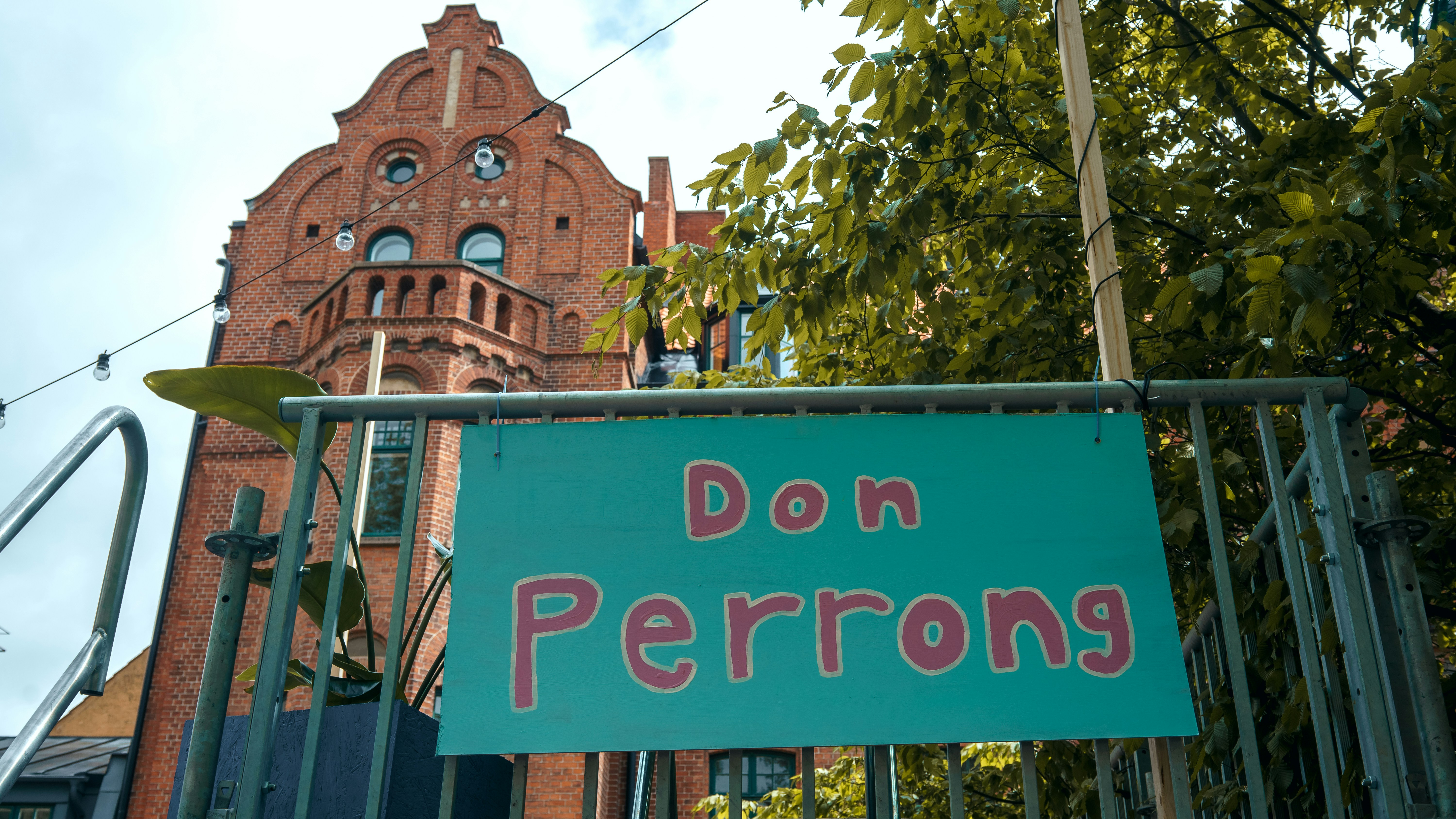 A sign that says don perrong on it photo – Free Lund Image on Unsplash