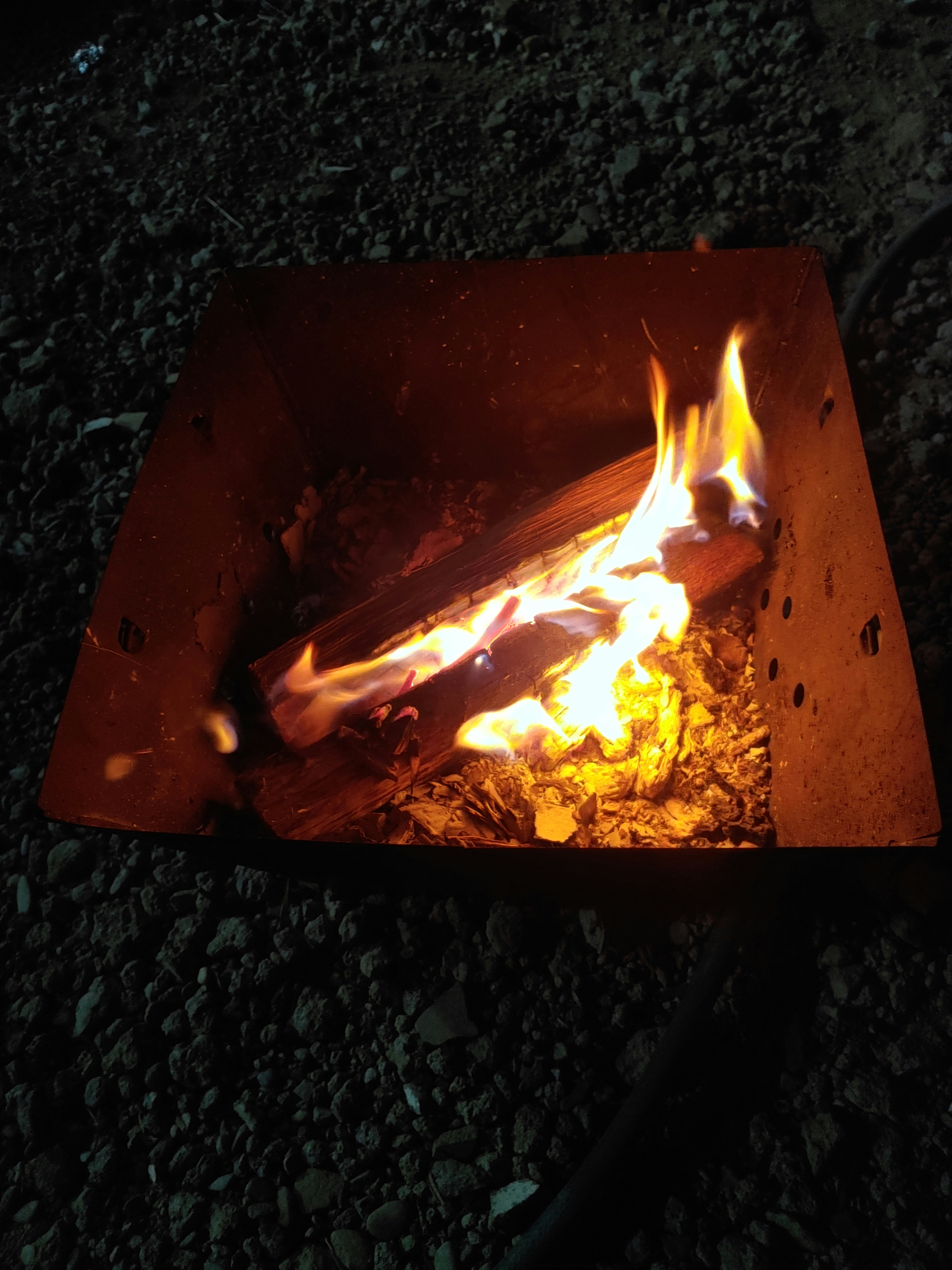 A fire pit with a bunch of fire burning inside of it photo – Free Fire ...