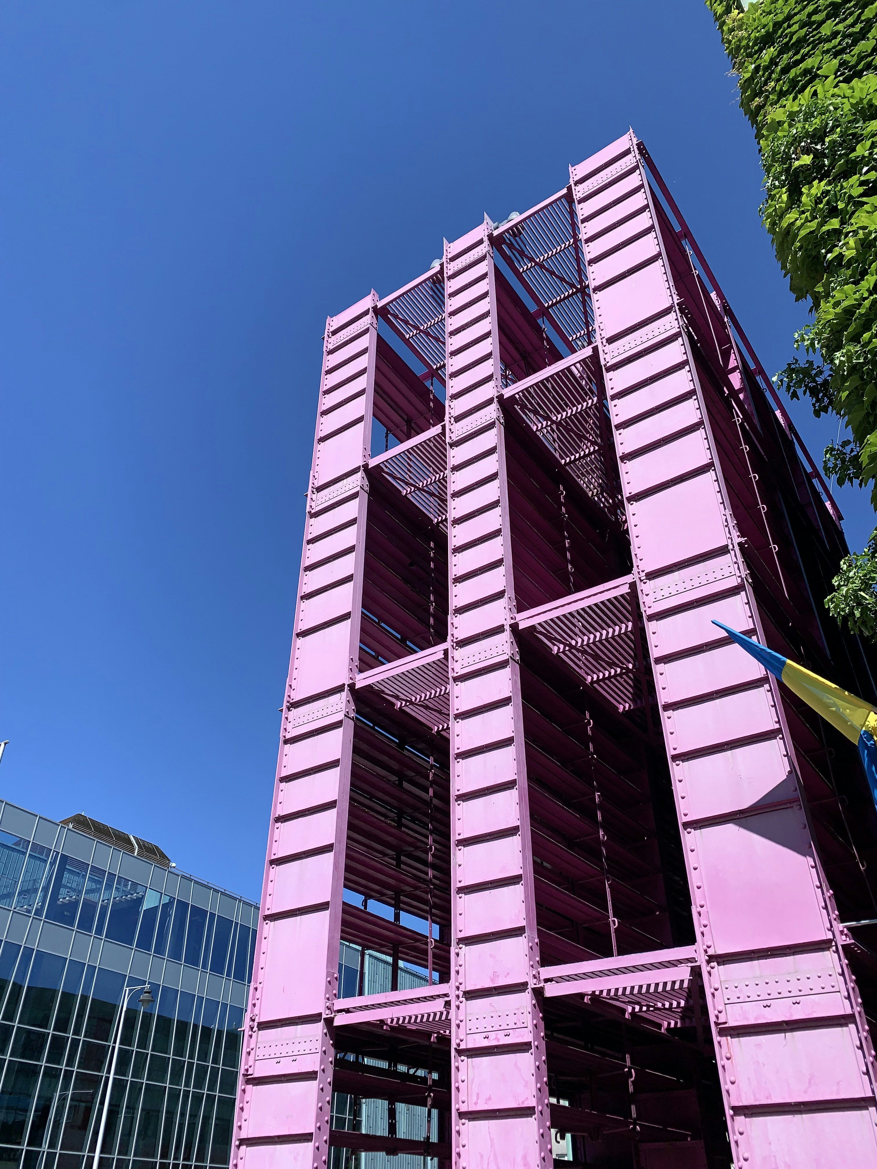 Foto Un edificio alto de color rosa con muchas ventanas – Imagen Alto ...