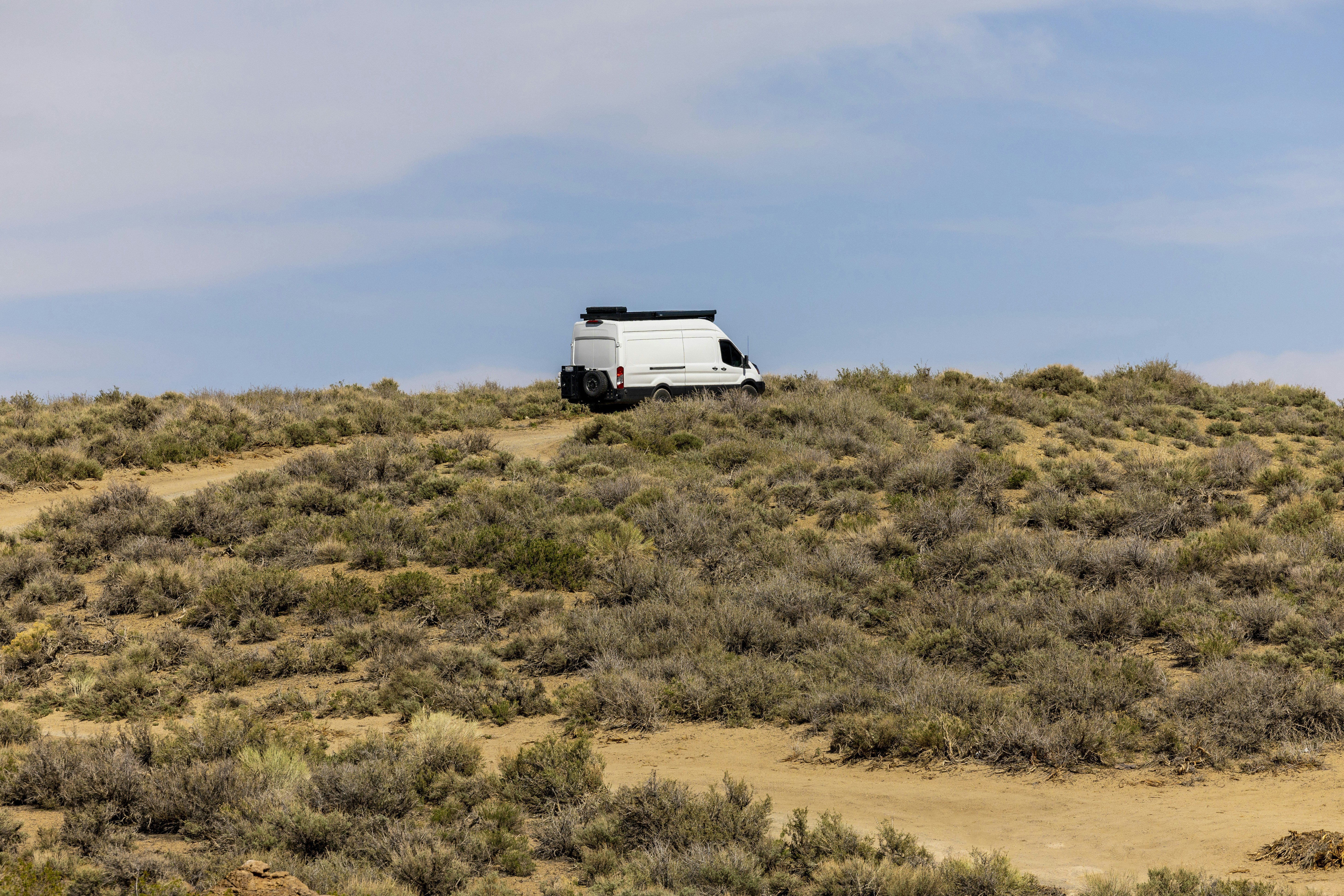 A van is parked on the side of a hill photo – Free Slope Image on Unsplash