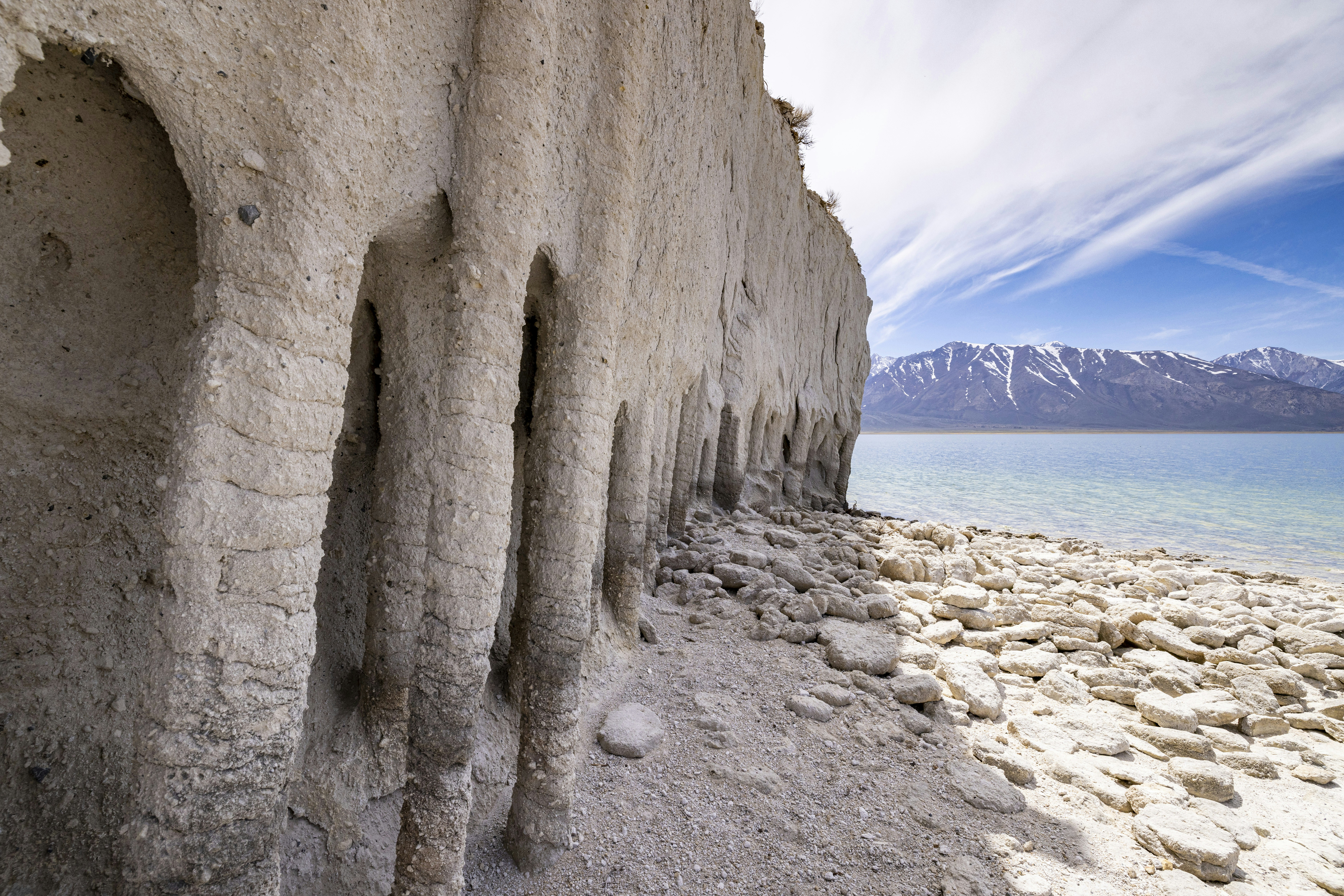 Une grande formation rocheuse à côté d’un plan d’eau photo – Photo ...