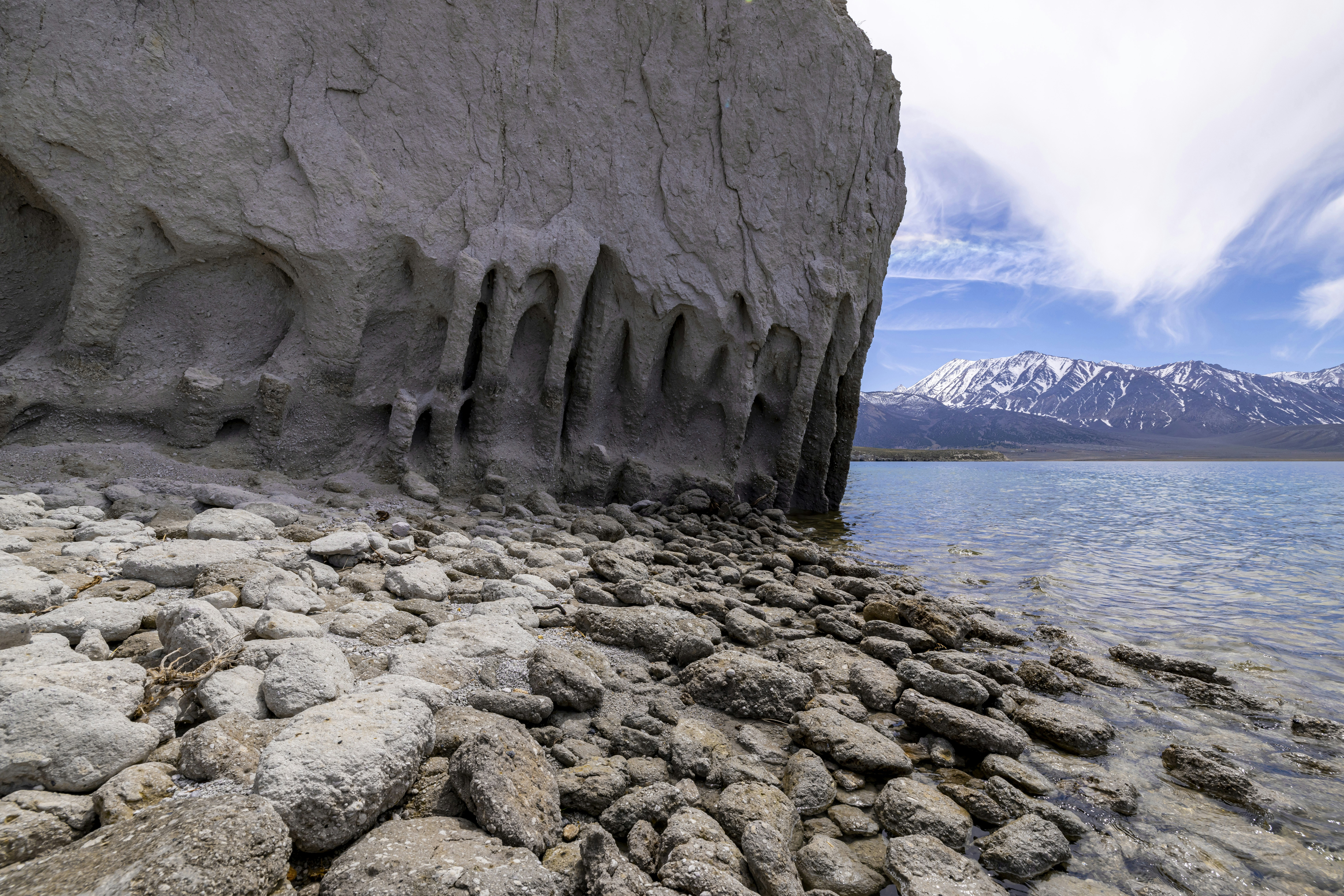 Une grande formation rocheuse à côté d’un plan d’eau photo – Photo ...