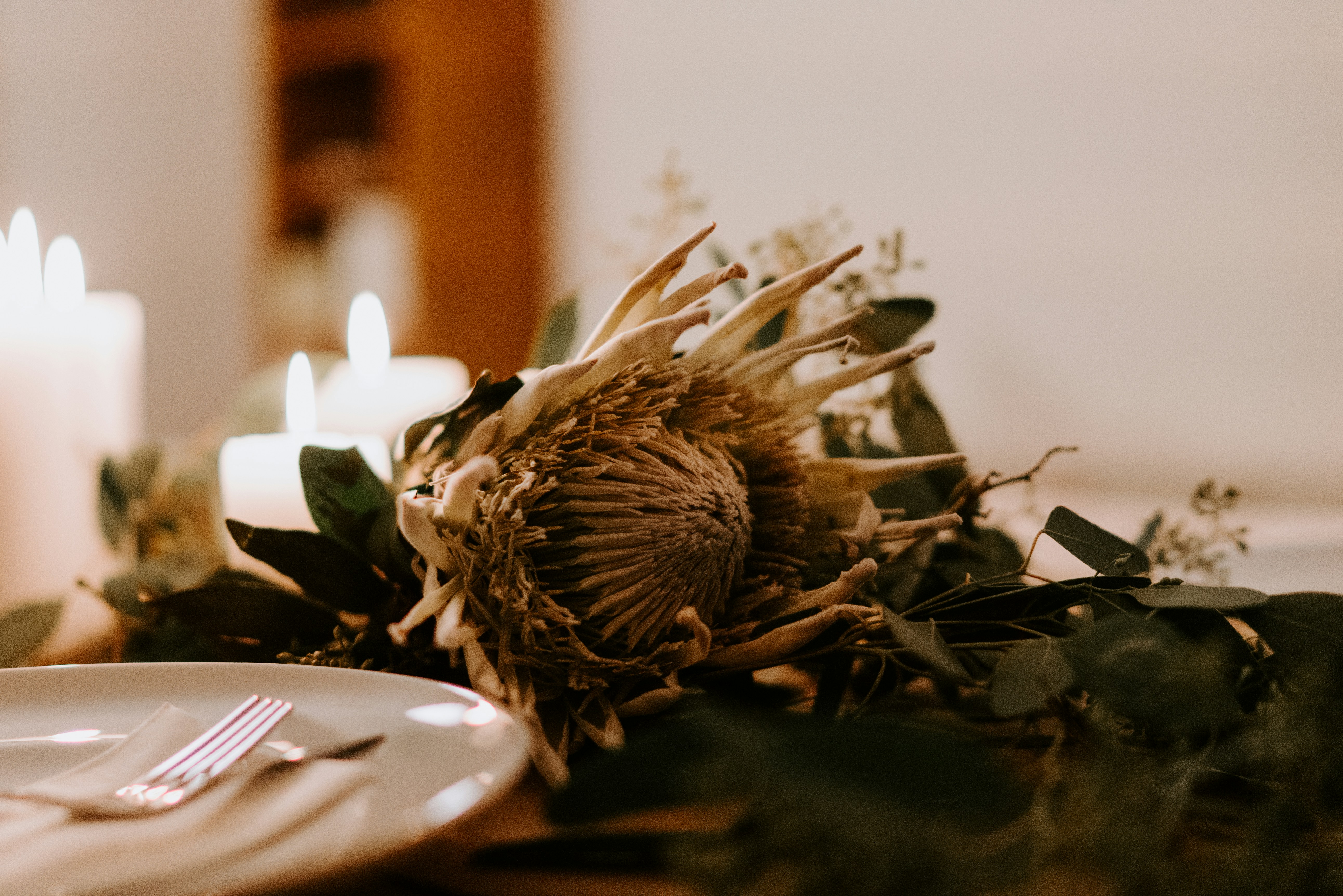 Candlelit Dried-Bloom Centerpiece: Texture and Warmth on a Quiet Table