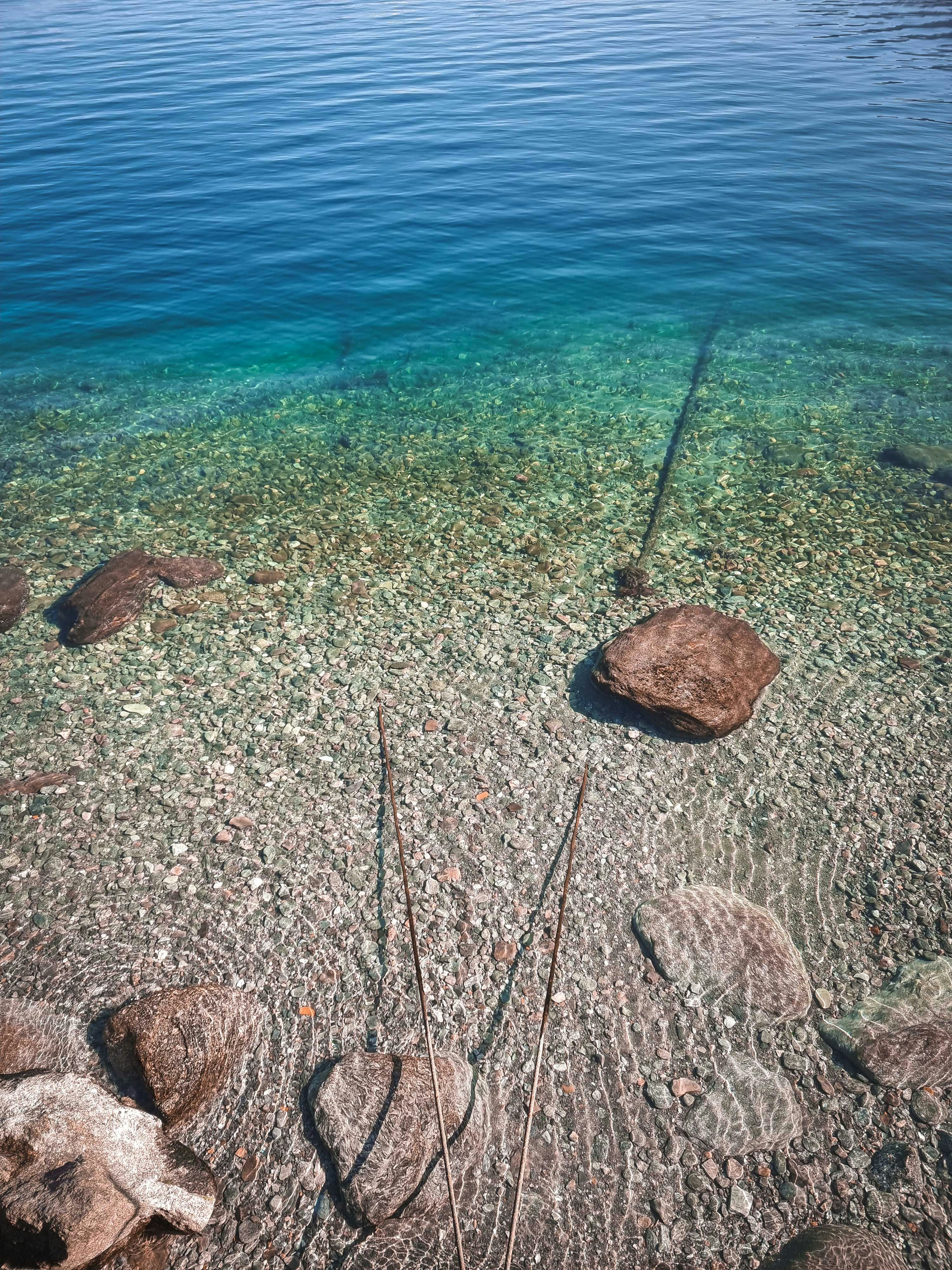 Un plan d’eau qui contient des roches photo – Photo Voiture Gratuite ...