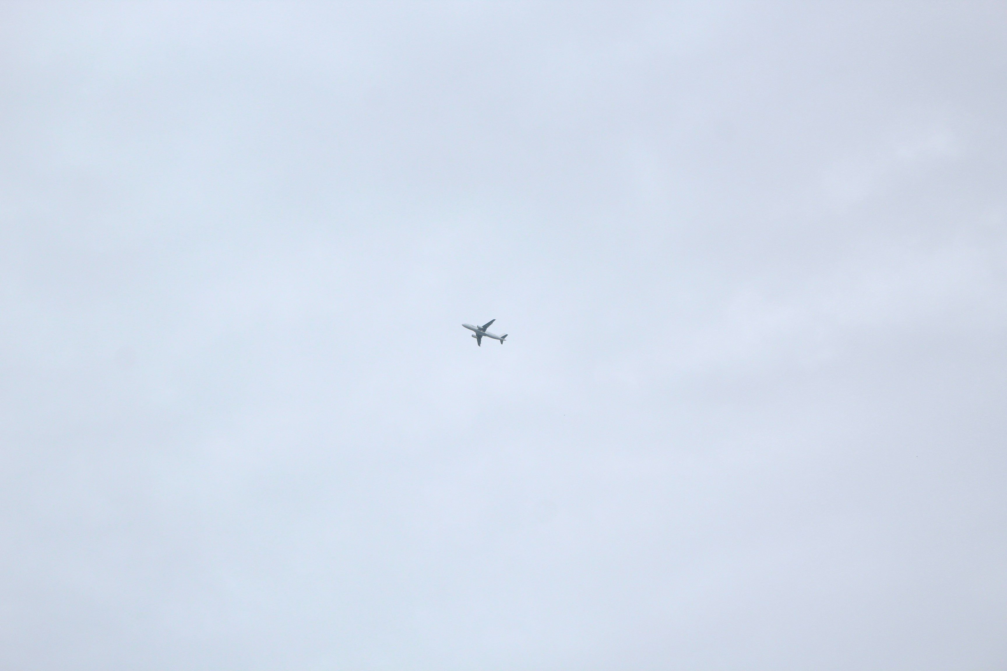 Un avión vuela alto en el cielo foto – Imagen de Avión gratuita en Unsplash
