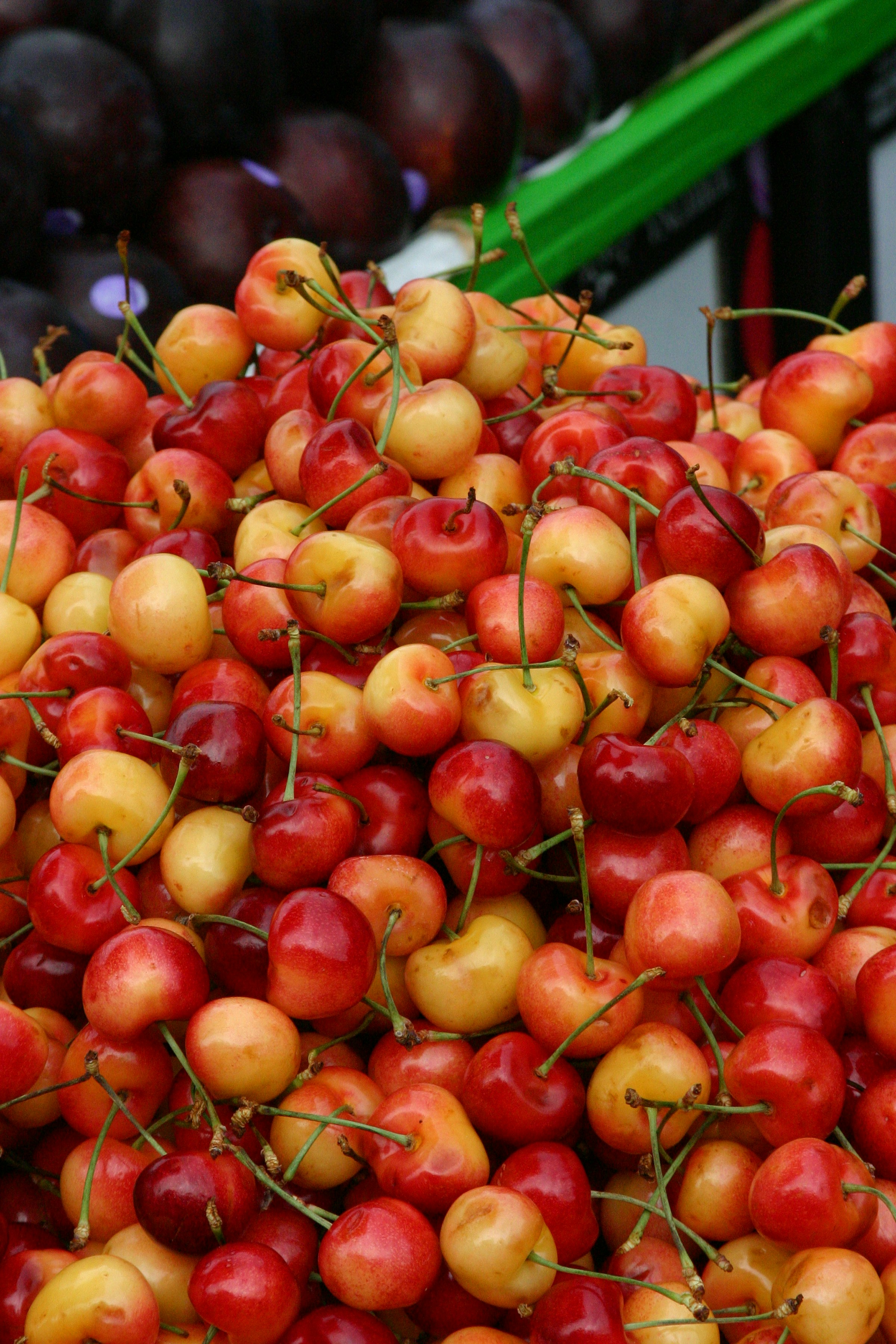 Un tas de cerises assises les unes sur les autres photo – Photo ...