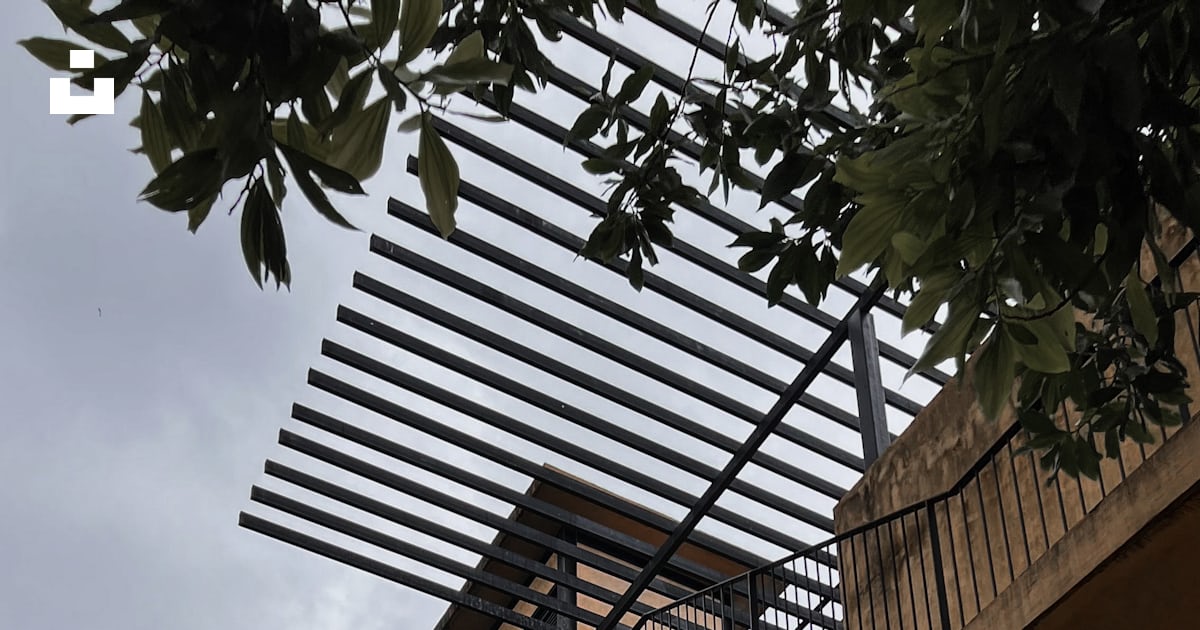 Foto Un Edificio Alto Con Un Balcón Junto A Un árbol Imagen Pretil