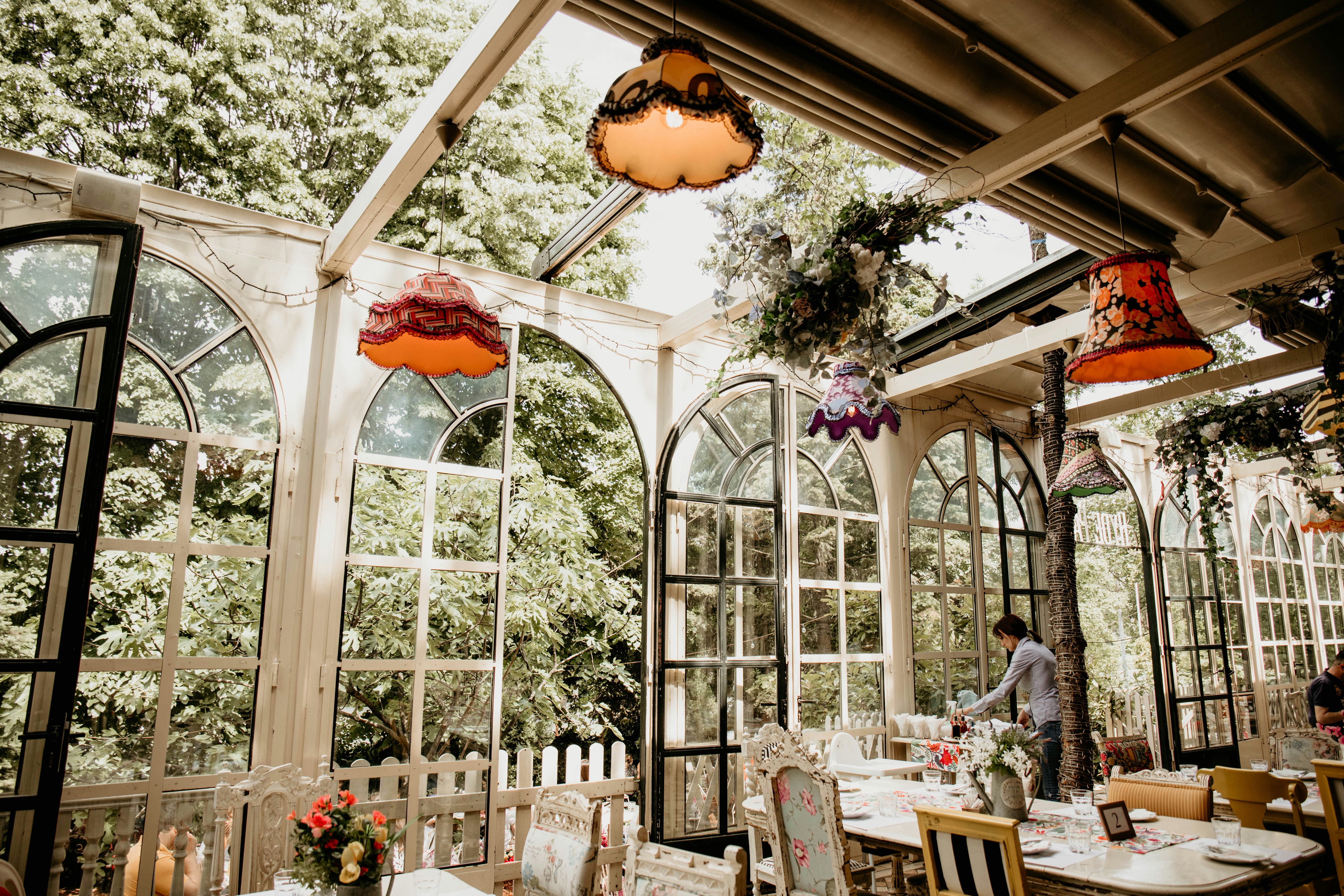 A dining room with a lot of tables and chairs photo – Free Person Image ...